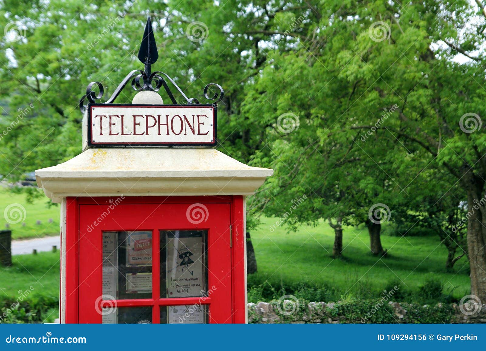 Retro Engelse telefooncel redactionele foto. Image of verlaten - 109294156