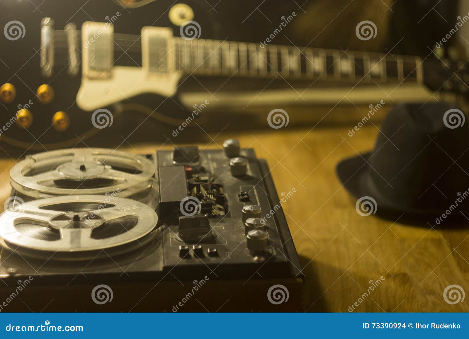 Retro- Musik stockfoto. Bild von zeichenkette, relax - 73390924