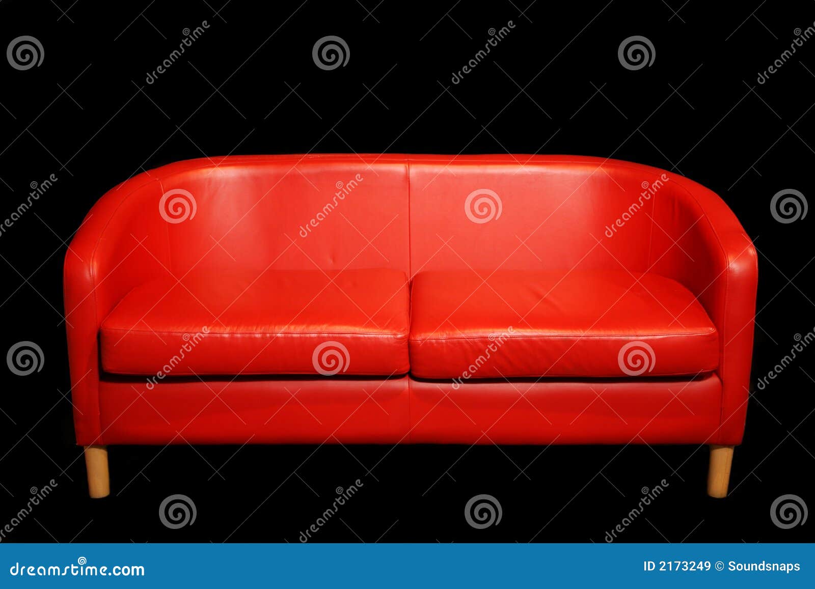 Retro- Rotes Sofa Im Dunklen Raum Stockbild - Bild von zuhause, sitzer ...