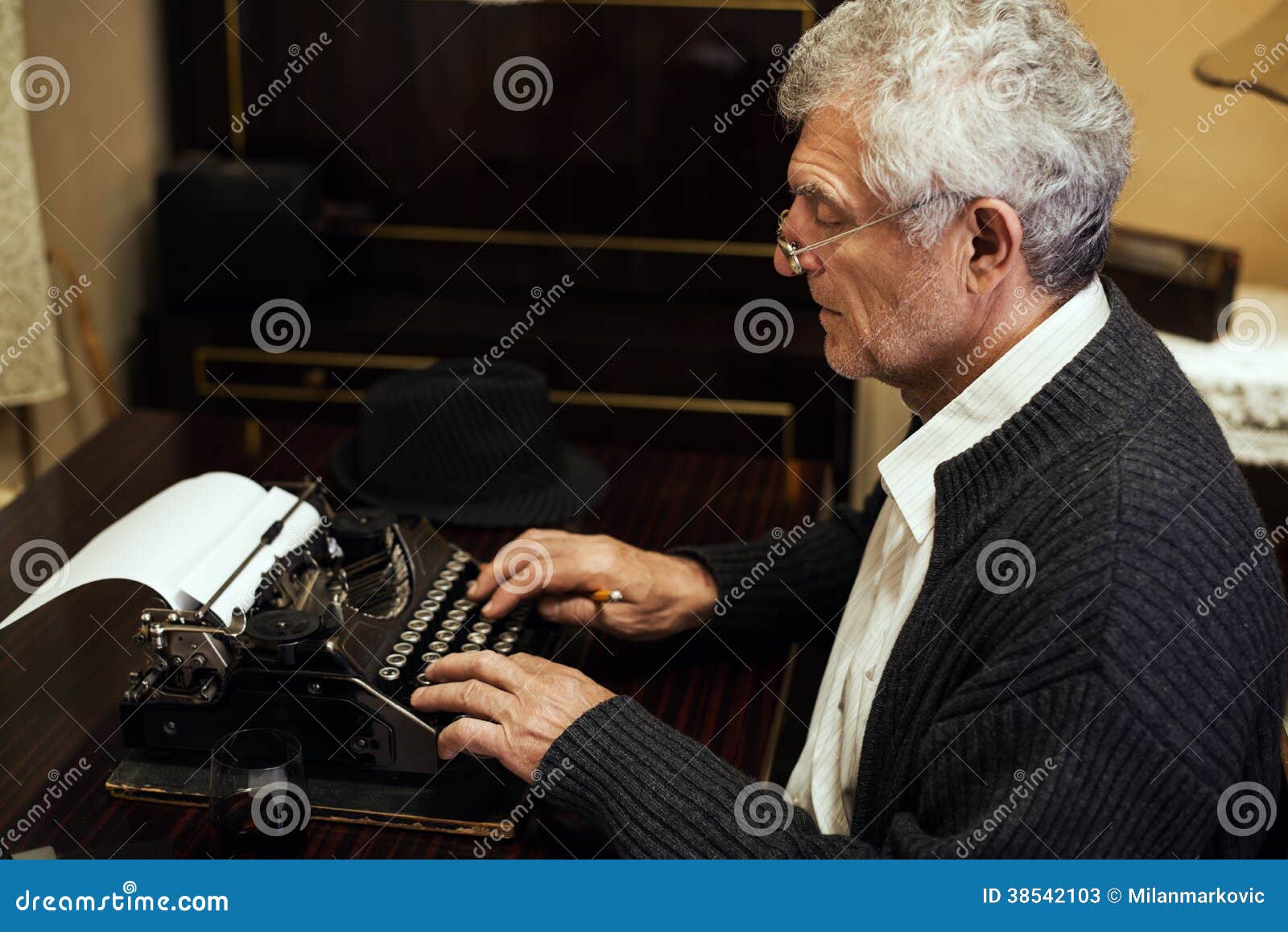 Retro Scrittore Dell'uomo Senior Immagine Stock - Immagine di autore ...