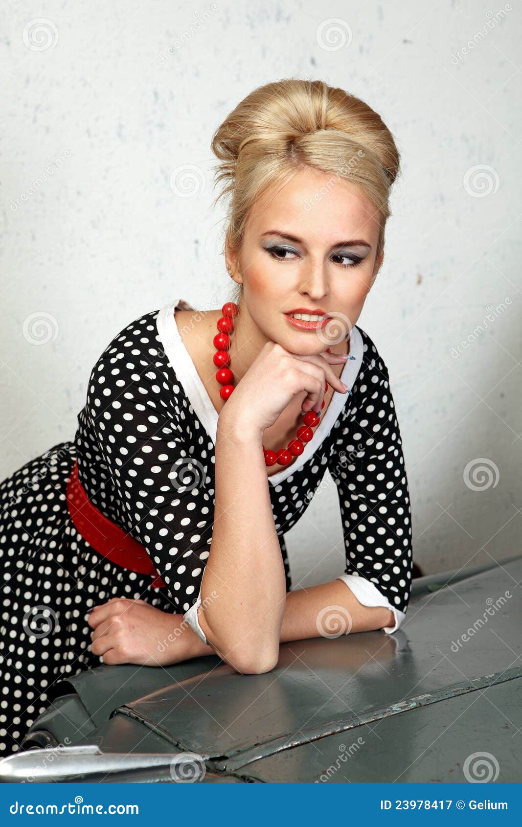 Retro stijl stock afbeelding. Image of rood, parels, meisje - 23978417