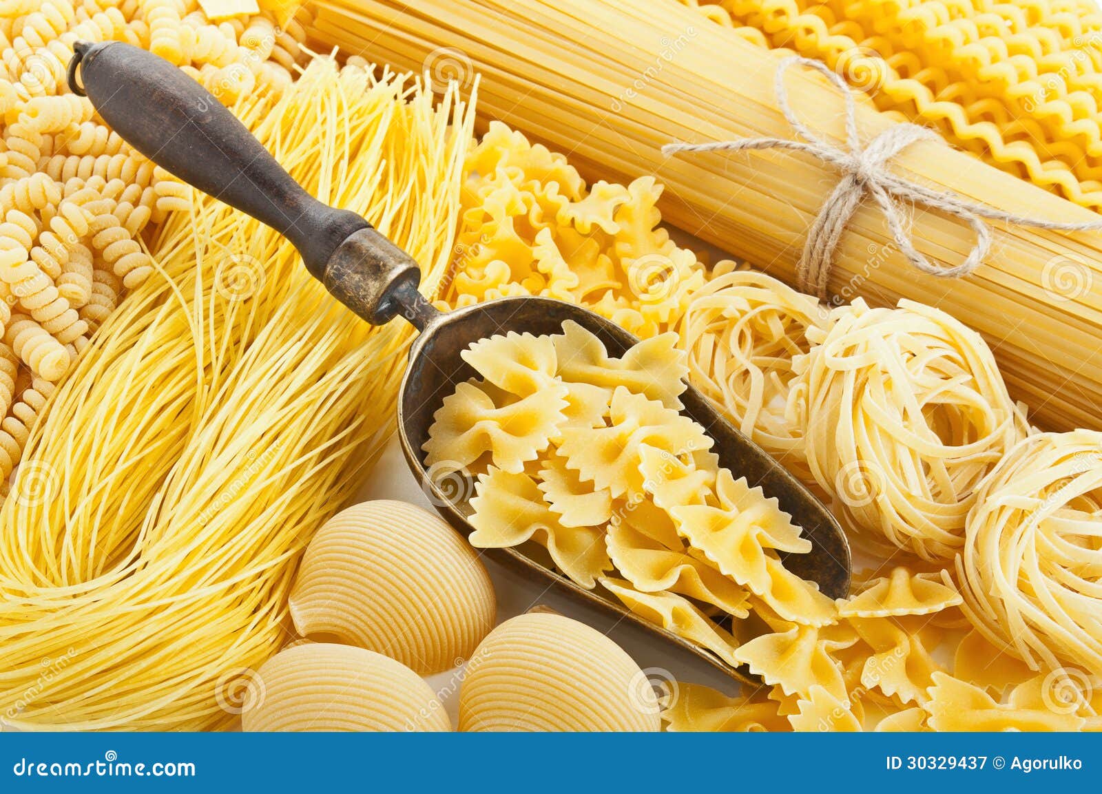 Retro Stilleben Med Sortimentet Av Okokt Pasta Fotografering för ...