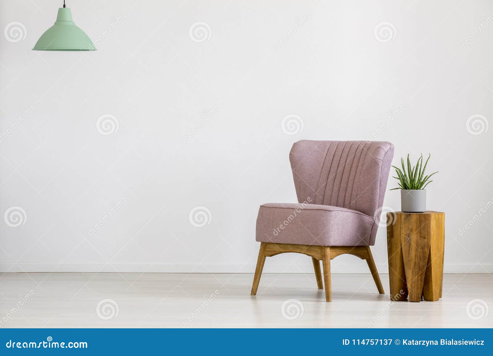 Retro stol i tomt rum fotografering för bildbyråer. Bild av pulver ...