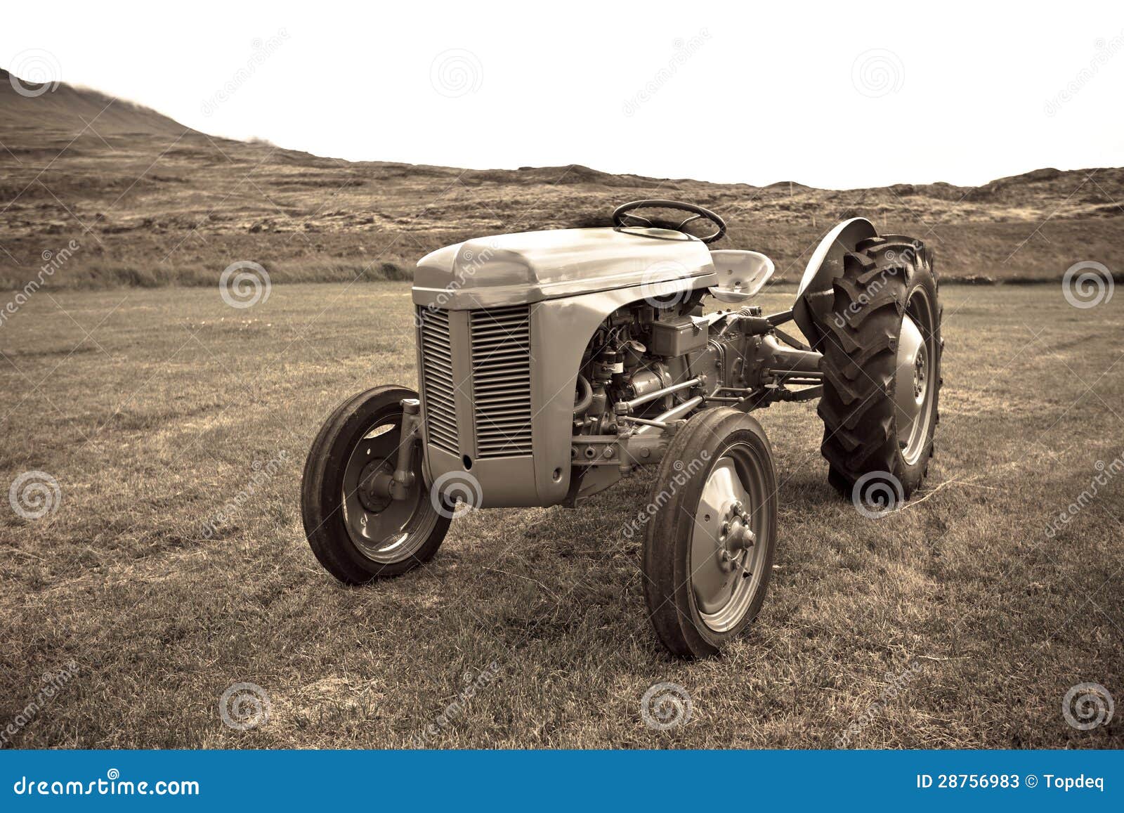 Retro Traktor Auf Dem Island-Feld Stockbild - Bild von stärke ...