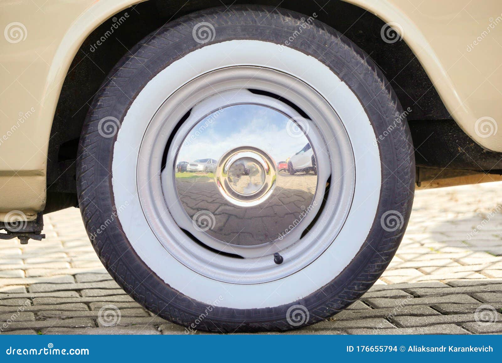 Retro Wheel of the Classic Car in the Old Style. Oldtimer. White ...