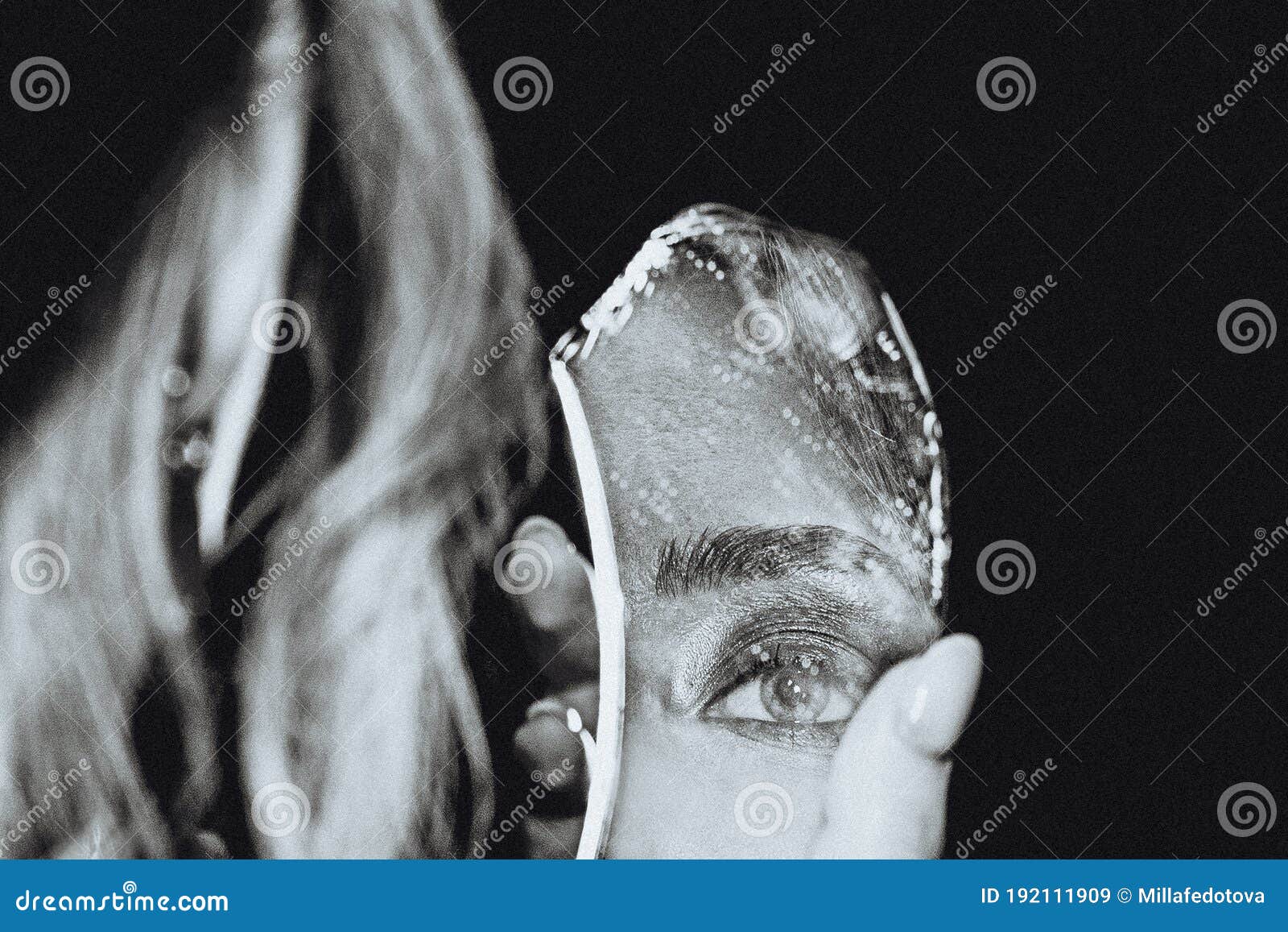 Retrorreflector Preto E Branco Da Mulher E Do Espelho Autoimagem ...