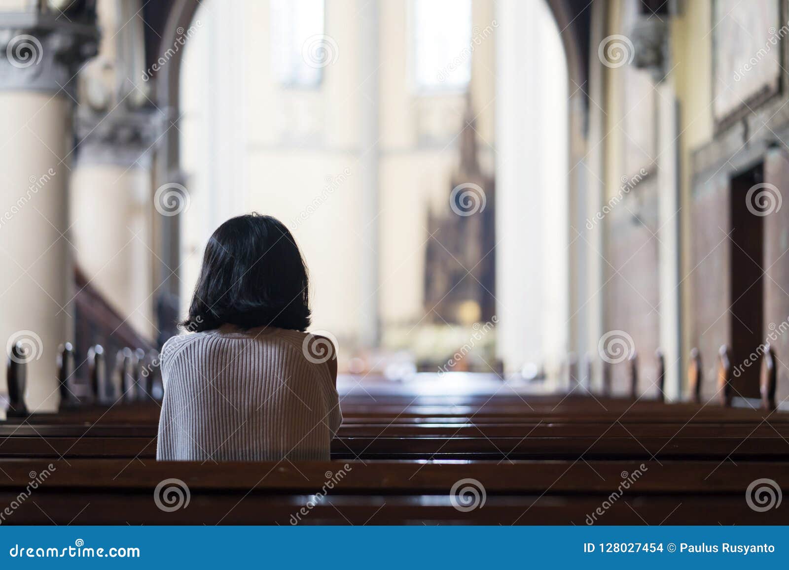 Retrovisione Della Donna Devota Che Prega Nella Chiesa Fotografia Stock - Immagine di fede ...