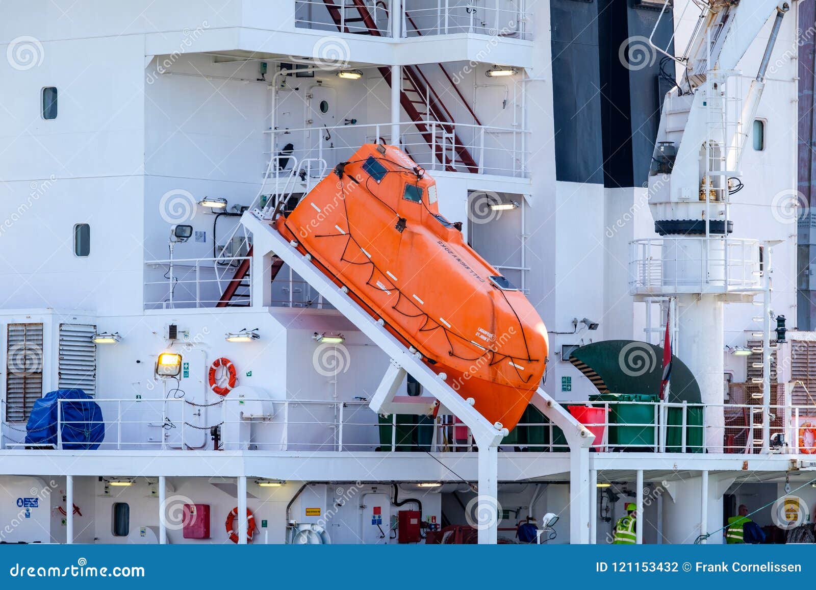 Rettungsboot Des Freien Falls Auf Einem Seecontainerschiff ...
