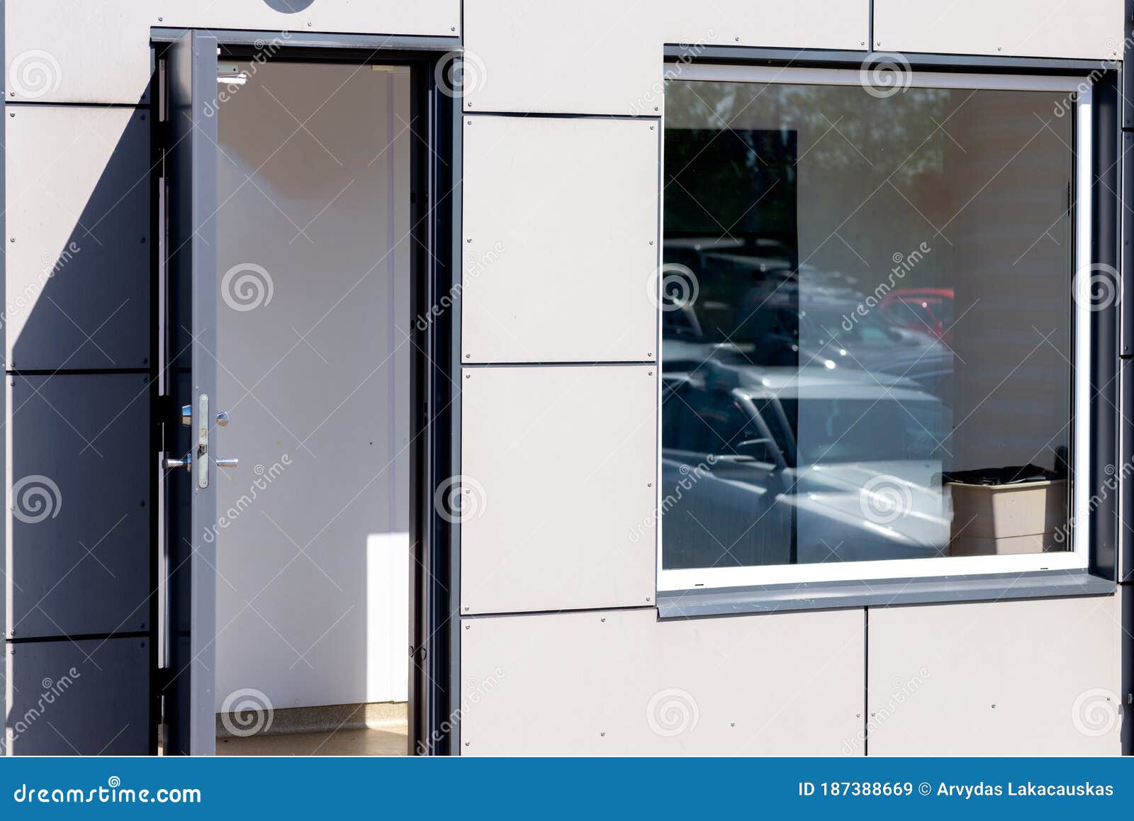 Return and Earn Public Return Point for Recycling of Empty Cans ...