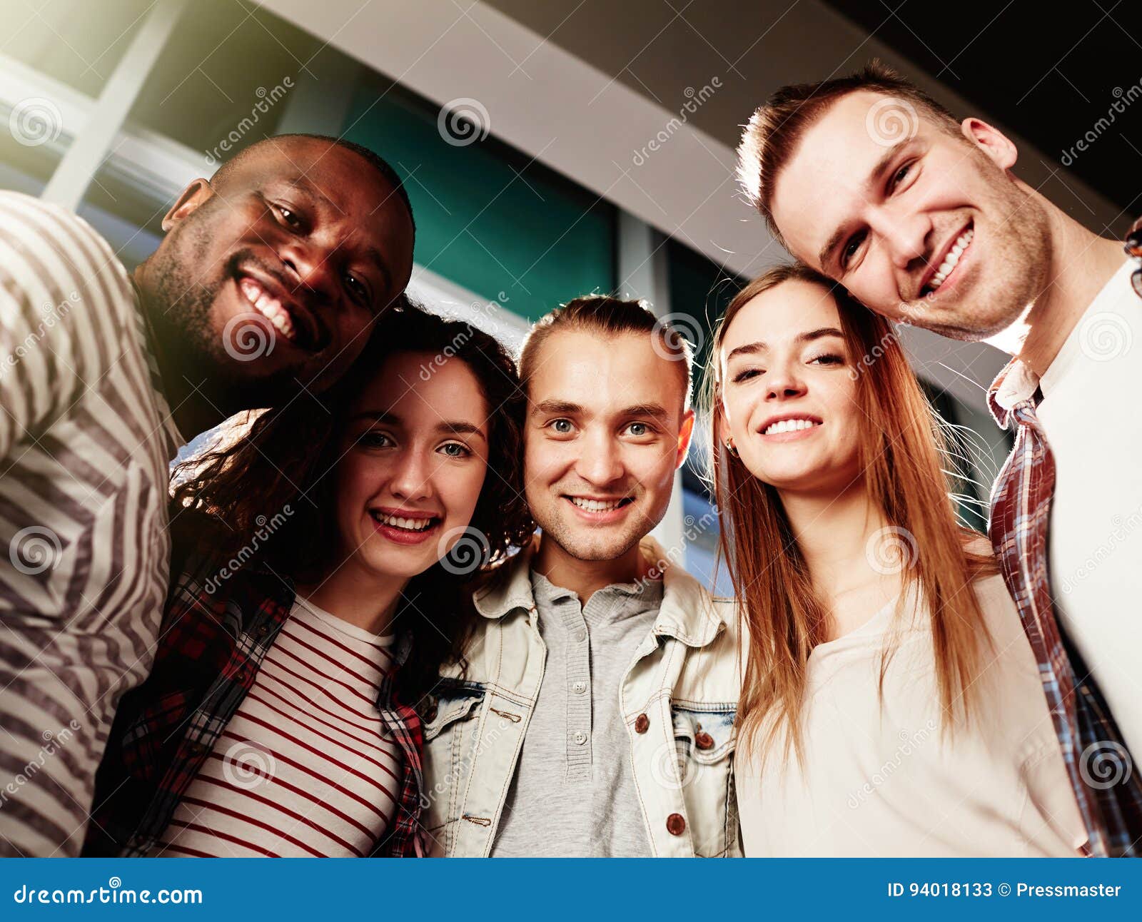 Reunión de amigos jovenes imagen de archivo. Imagen de ocasional - 94018133