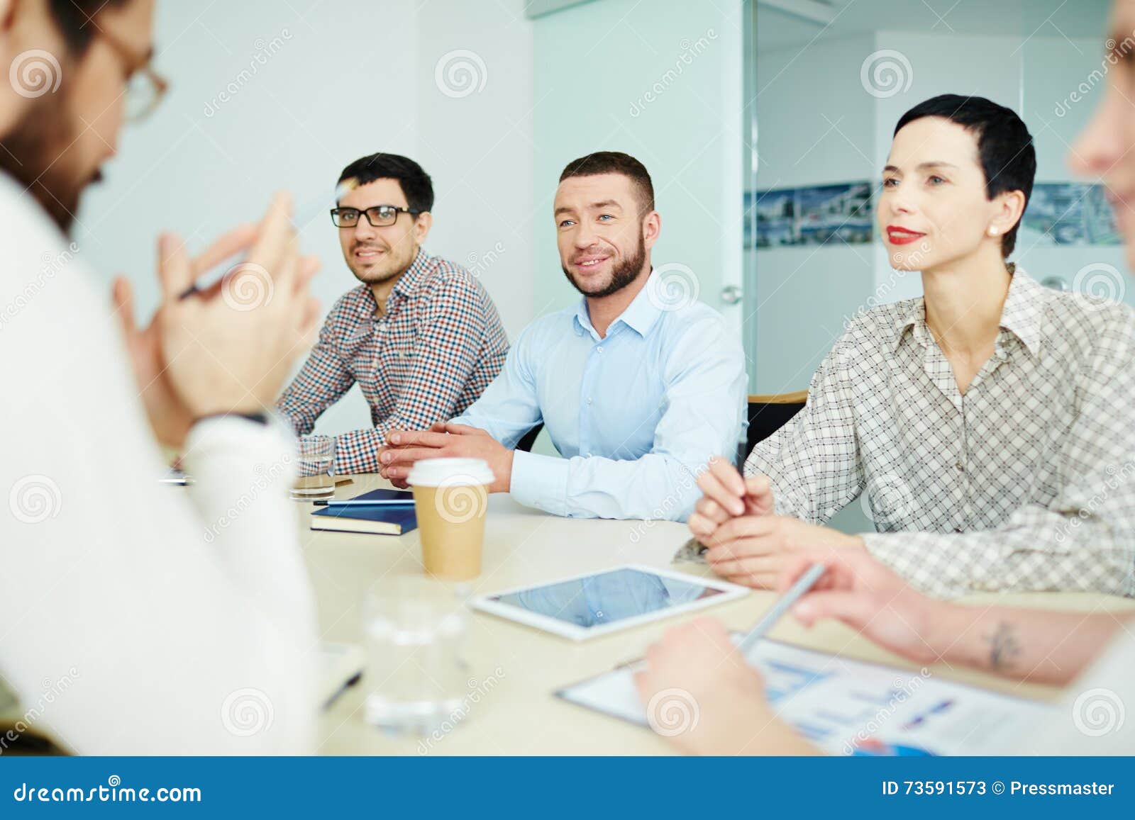 Reunión de empleados imagen de archivo. Imagen de empresario - 73591573