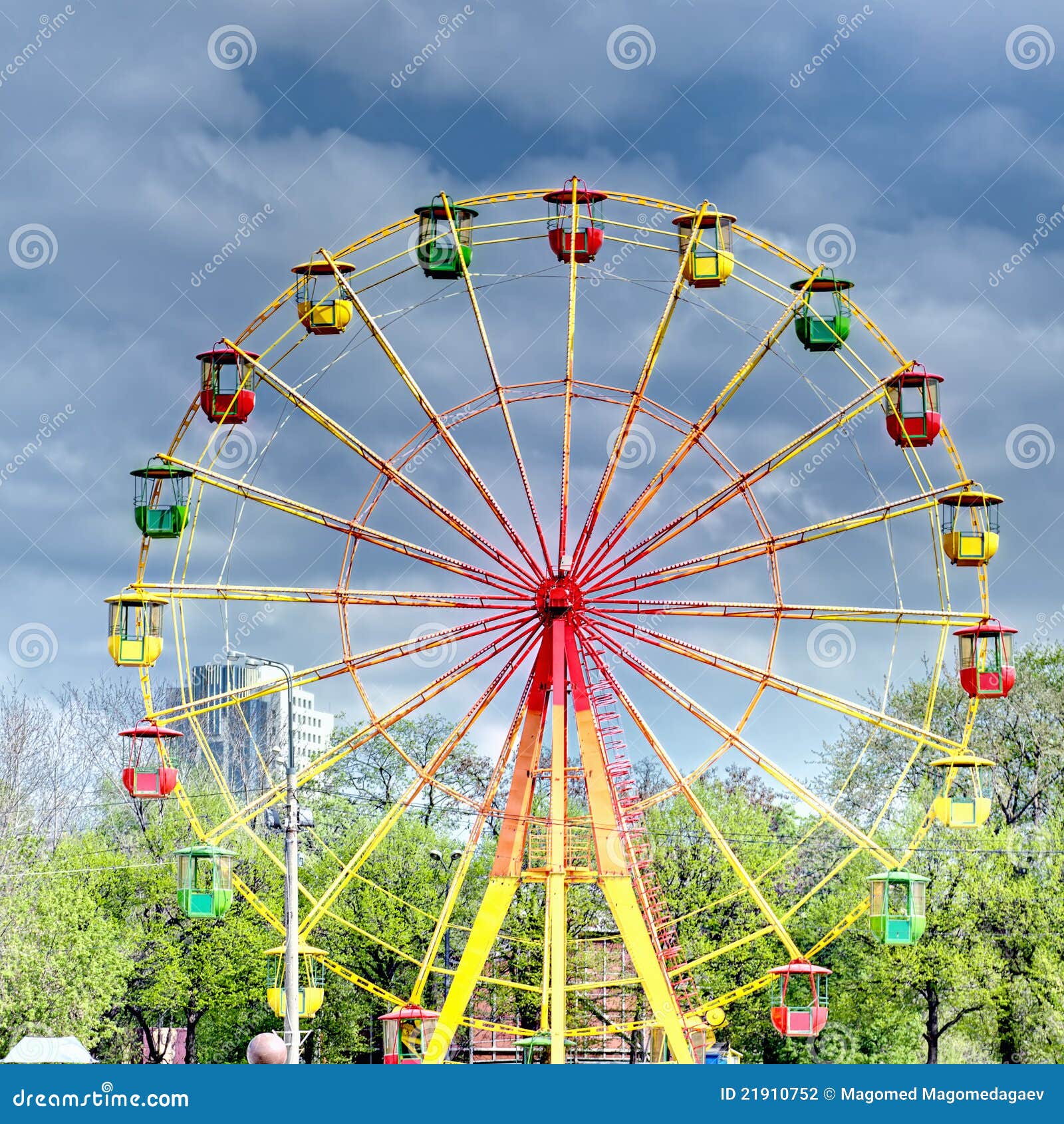 Reuzenrad stock foto. Image of staal, bomen, rood, wiel - 21910752