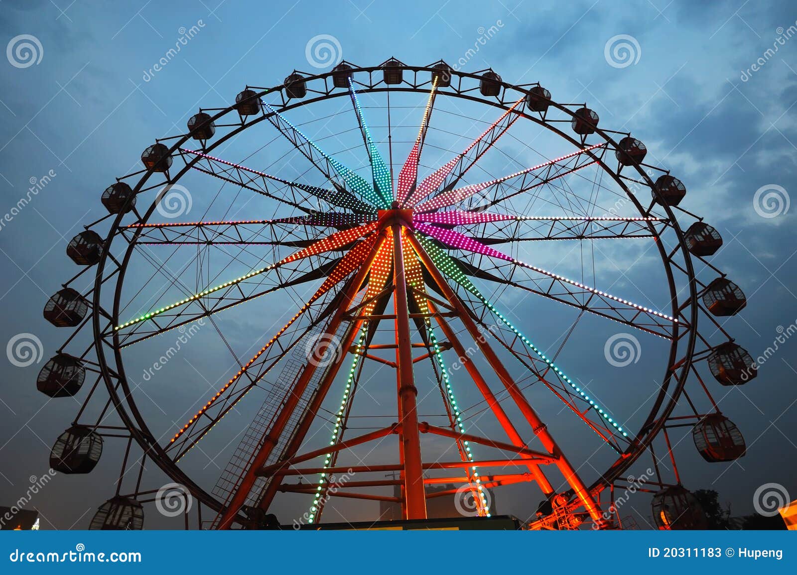 Reuzenrad bij nacht stock afbeelding. Image of hoogte - 20311183