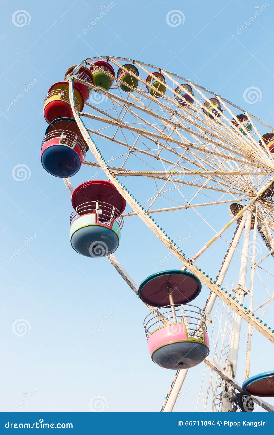 Reuzenrad op blauwe hemel stock foto. Image of blauw - 66711094