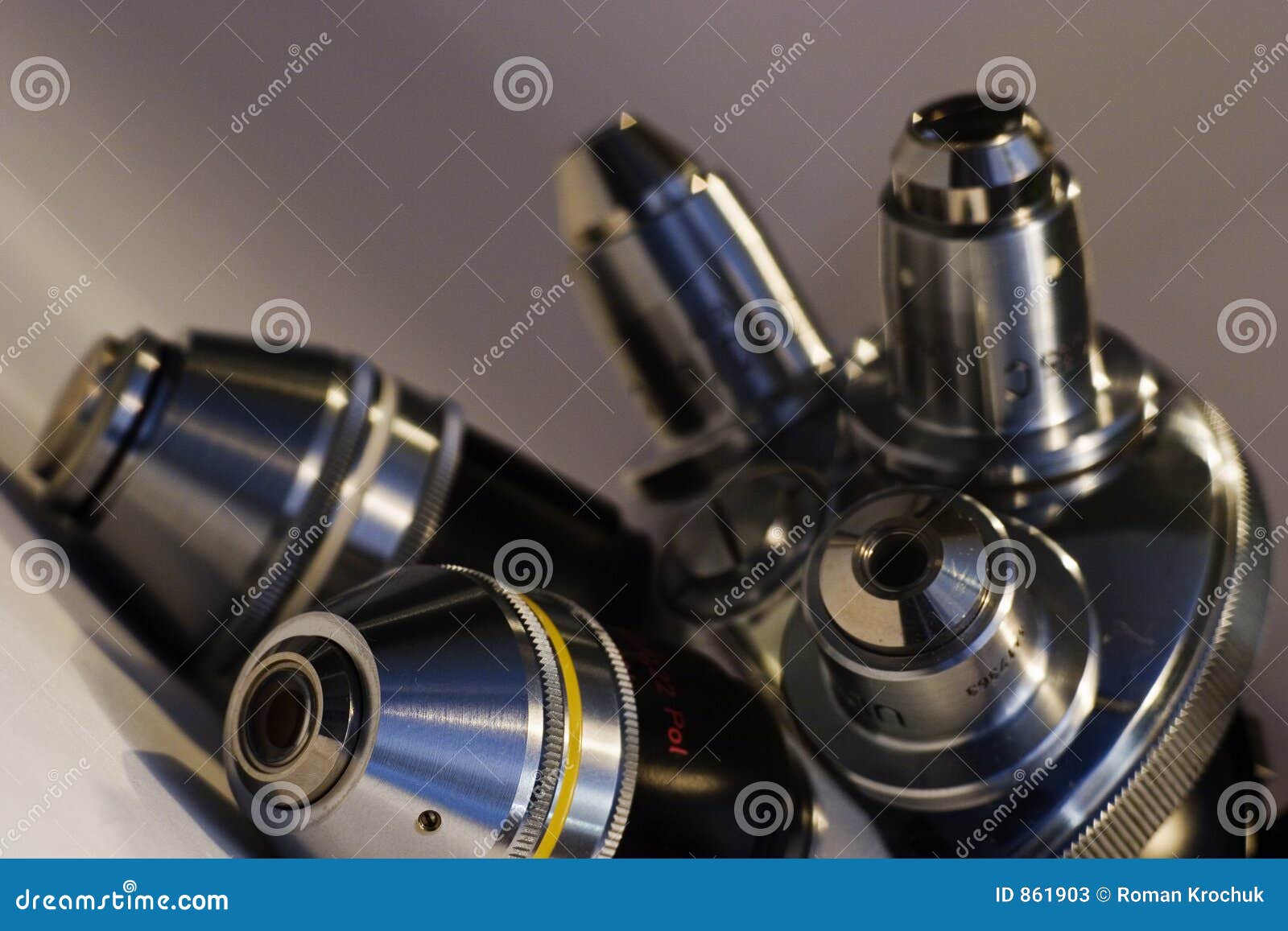 Revólver Científico (para Las Lentes) Imagen de archivo - Imagen de ...