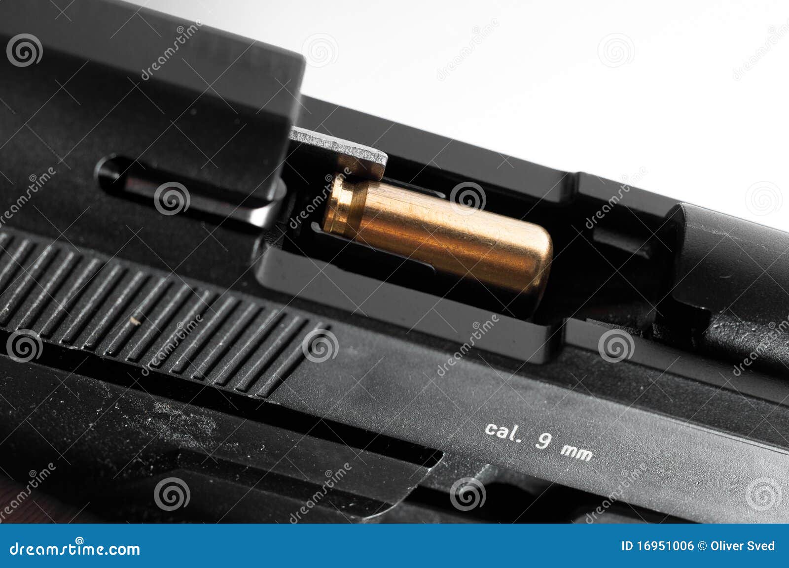 Revólver de 9mm com bala foto de stock. Imagem de beretta - 16951006