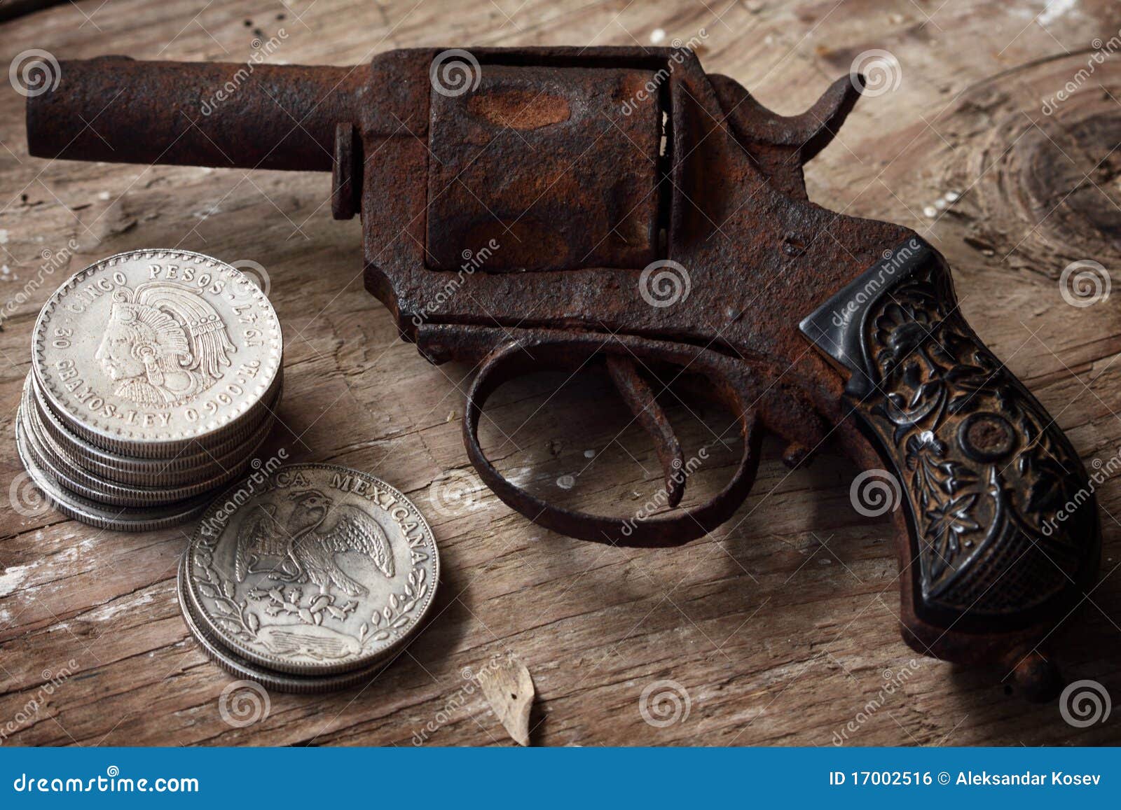 Revólver Y Monedas Mexicanas Foto de archivo - Imagen de méxico, viejo ...