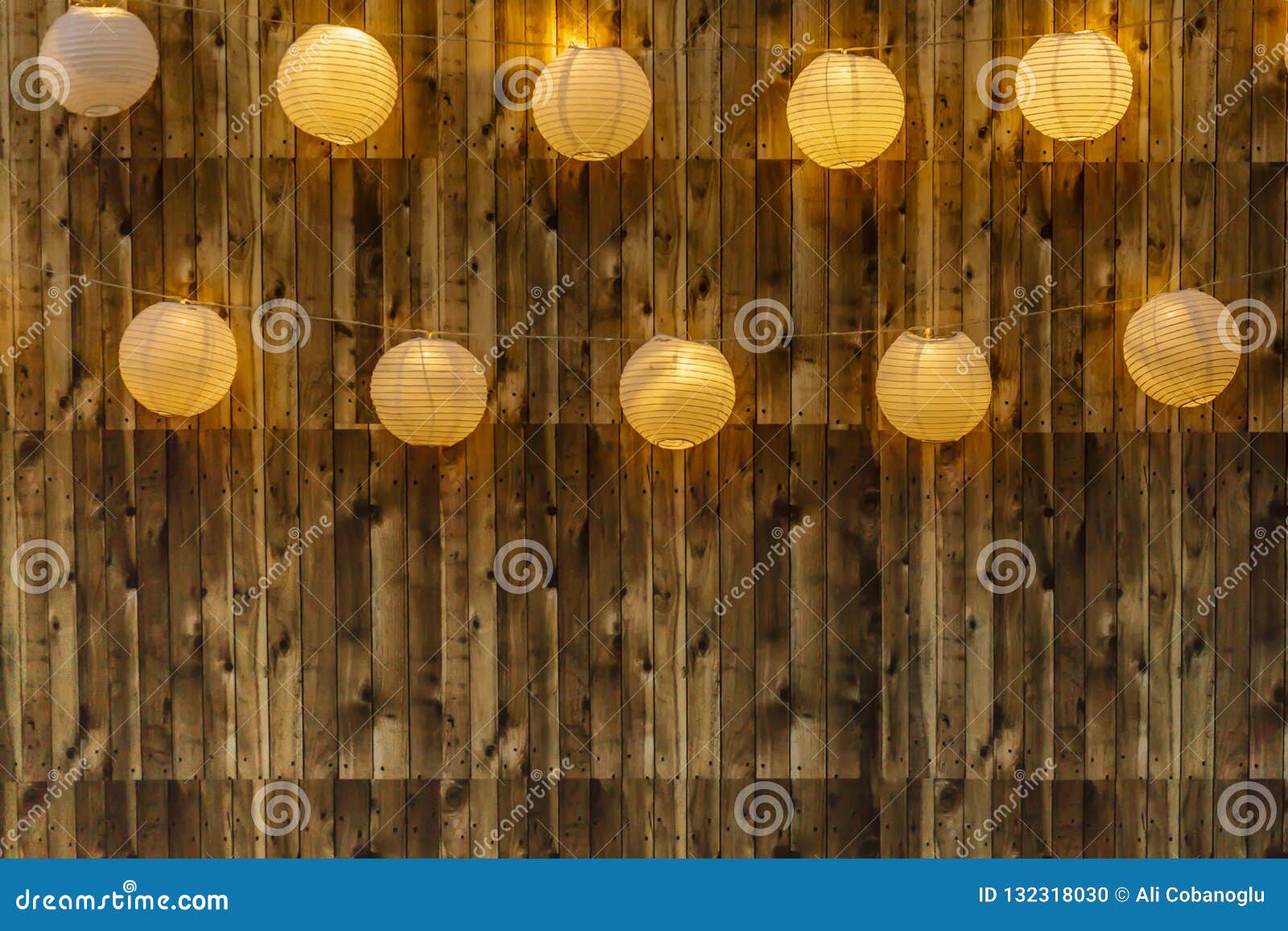 Revestimiento De Madera Y Luces De Madera Foto de archivo - Imagen de ...