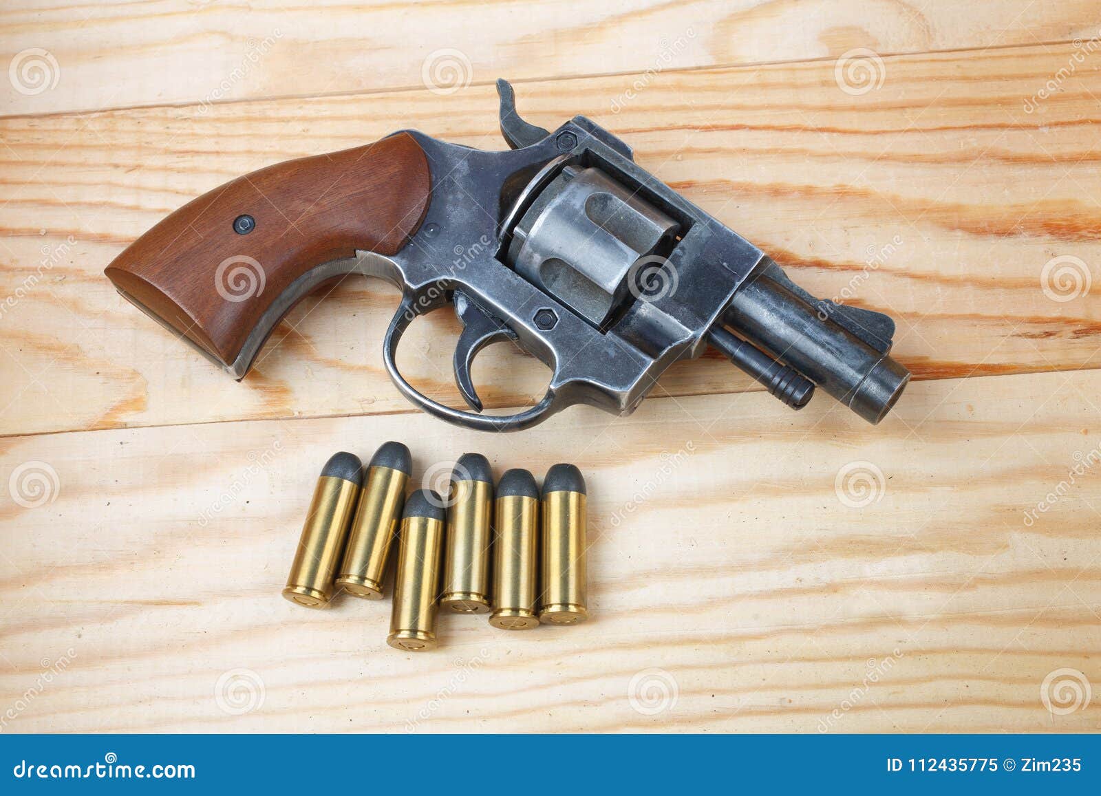 Revolver Avec Des Munitions Sur La Table Image stock - Image du rétro ...