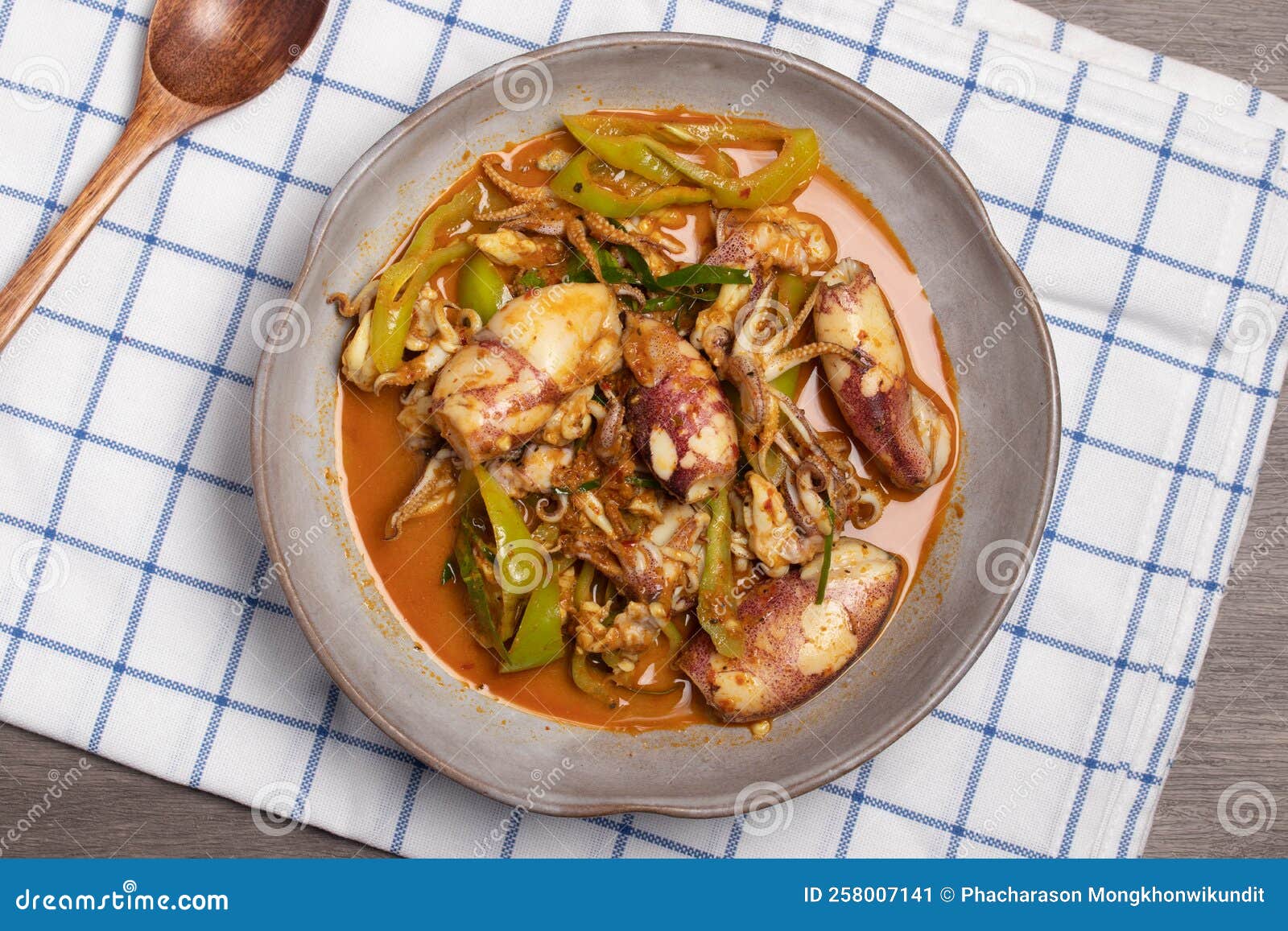 Revolver El Calamar Curry Pastethai Comida Imagen de archivo - Imagen ...