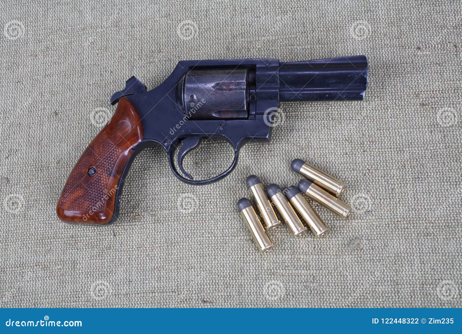 Revolver mit Munition stockfoto. Bild von kaliber, hand - 122448322