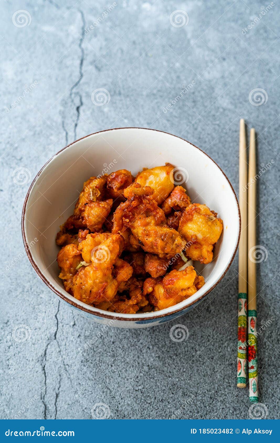 Revolver Pollo De Mongolia Con Palillos Foto de archivo - Imagen de ...