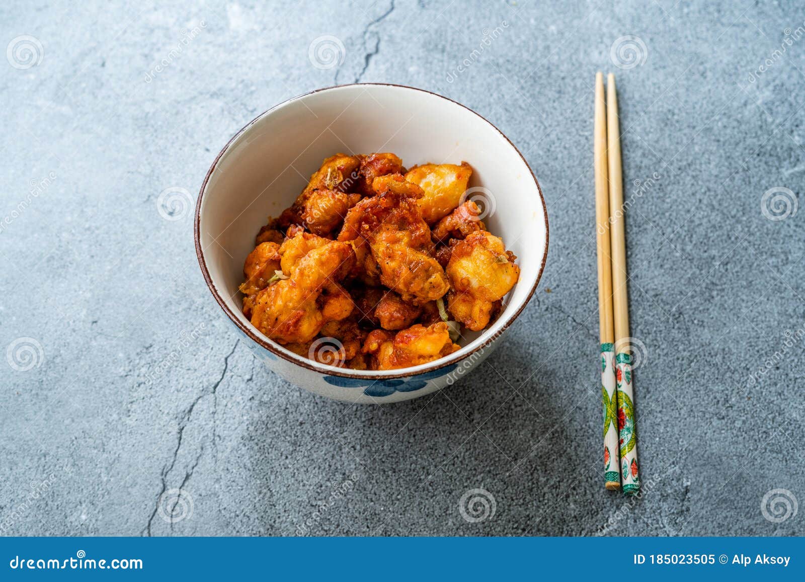Revolver Pollo De Mongolia Con Palillos Imagen de archivo - Imagen de ...