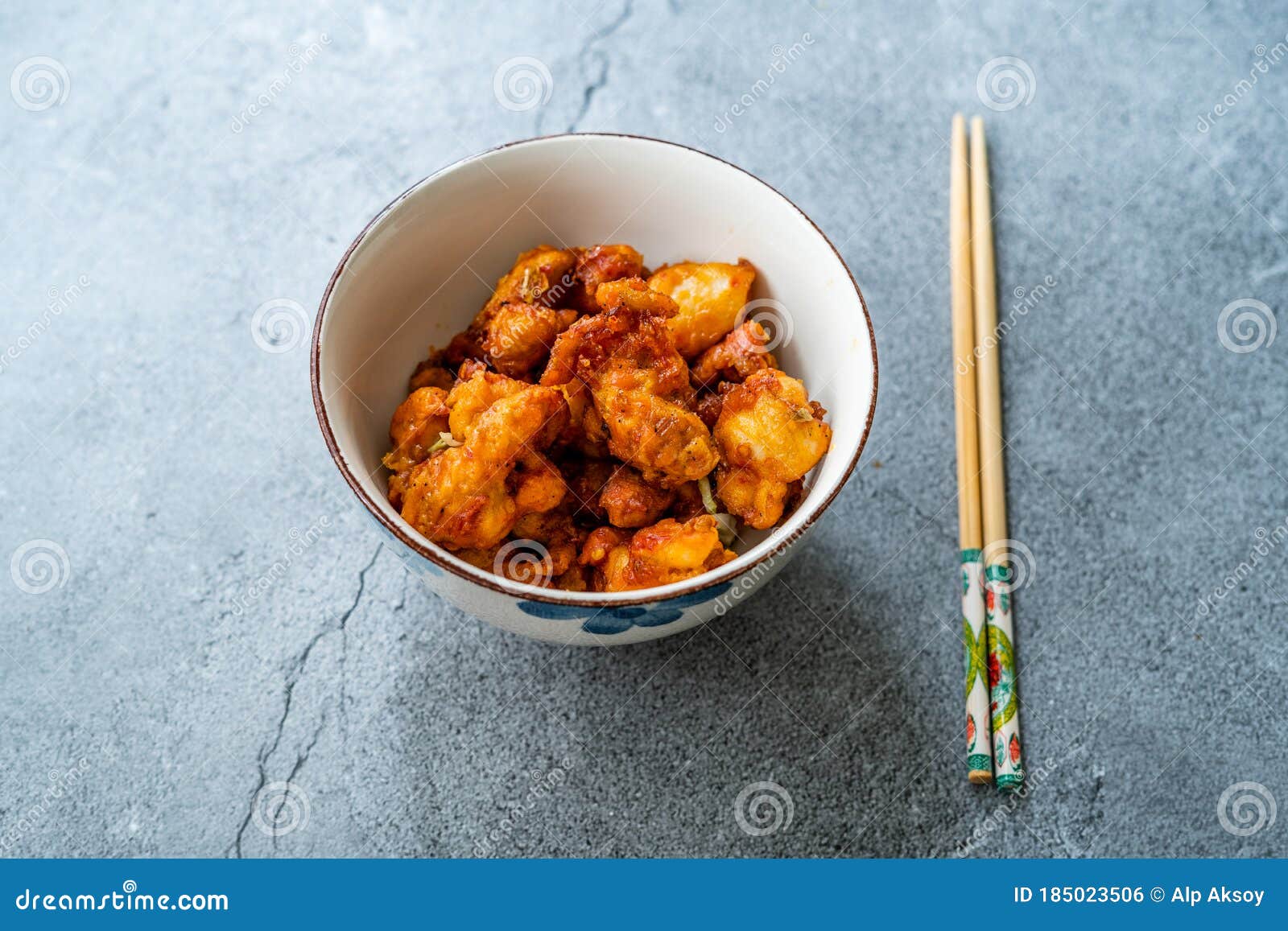 Revolver Pollo De Mongolia Con Palillos Foto de archivo - Imagen de ...