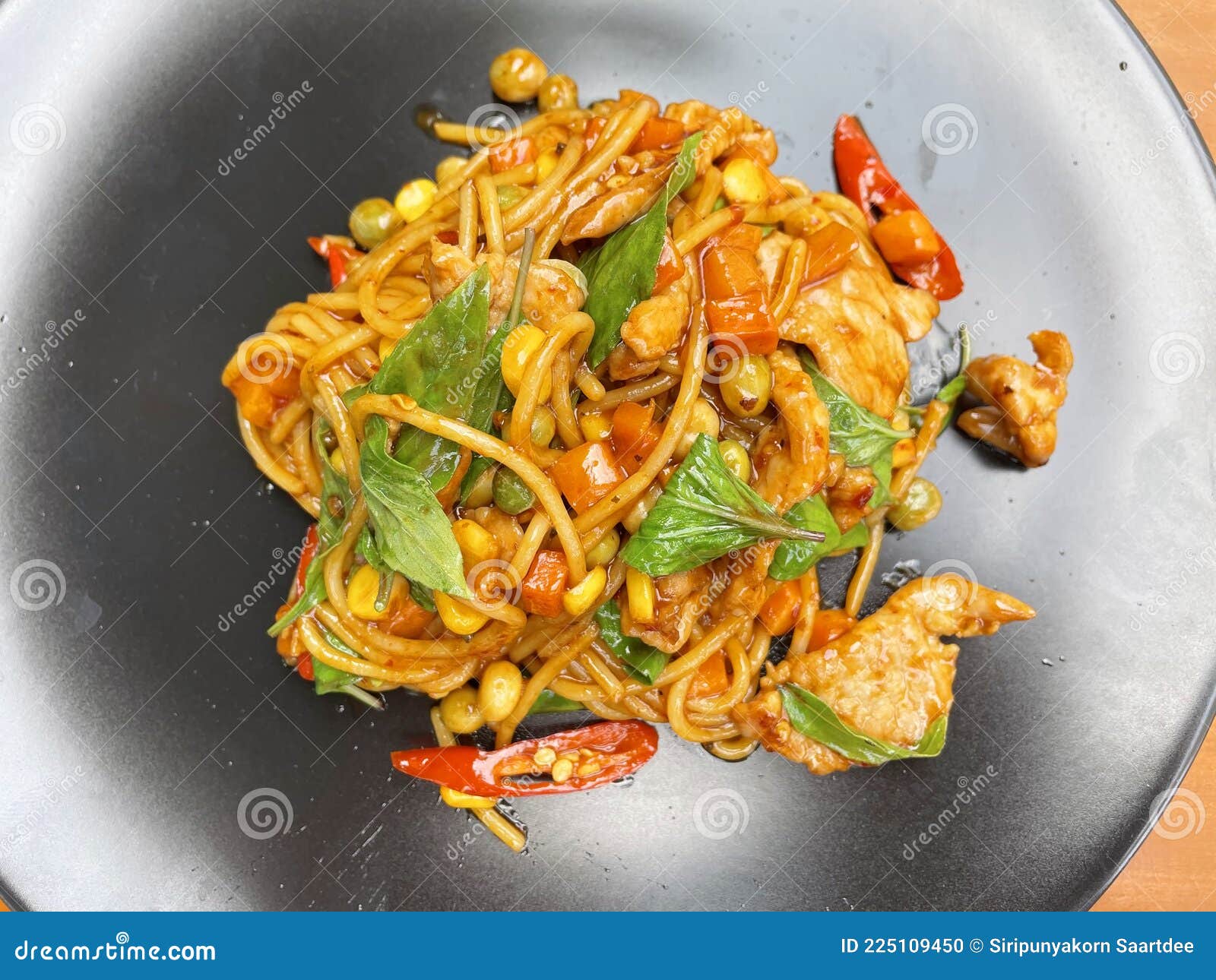 Revolver Spaghetti Frito Con Pollo Foto de archivo - Imagen de sano ...