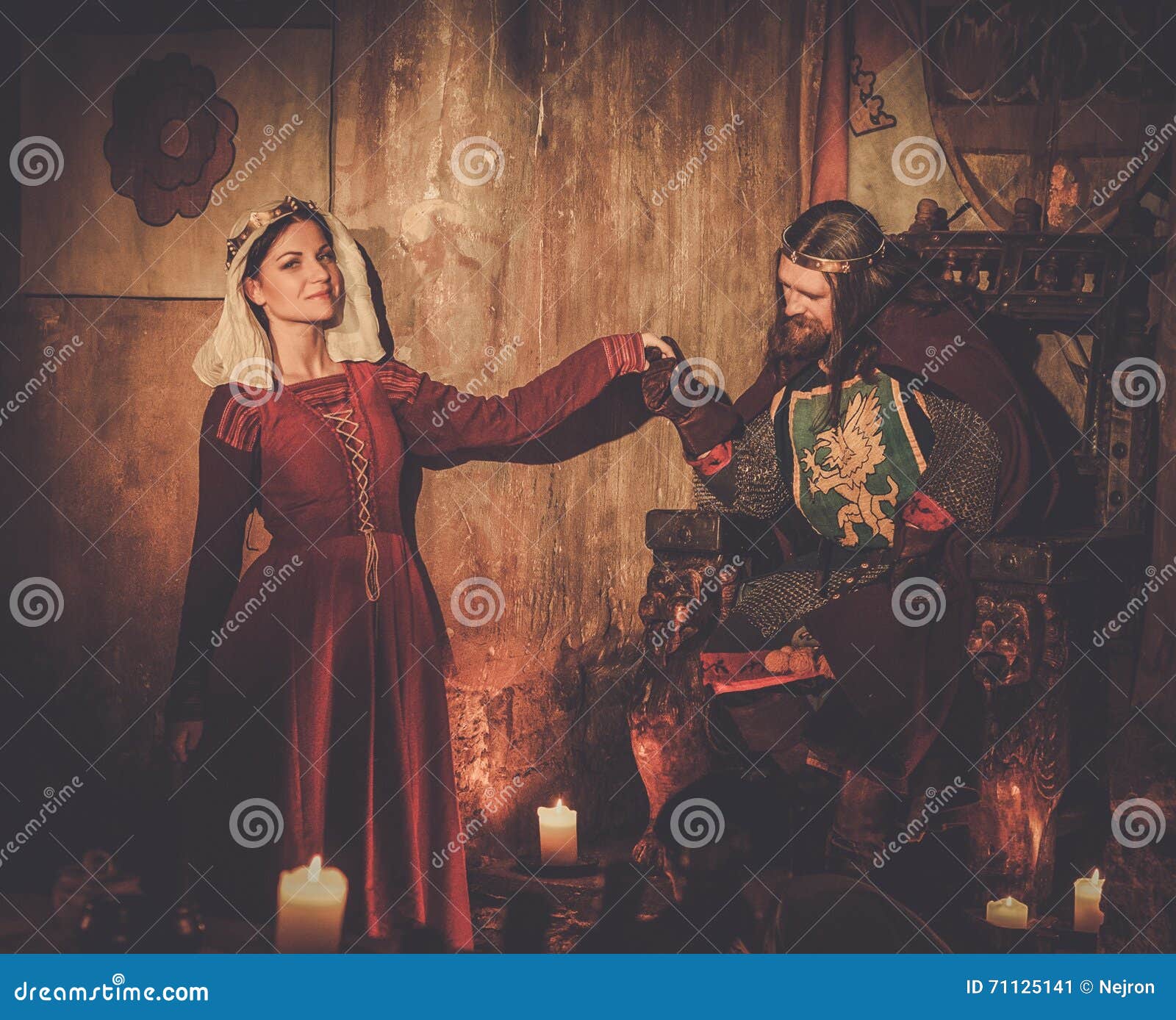 Rey Medieval Con Su Reina En Interior Del Castillo Imagen de archivo ...
