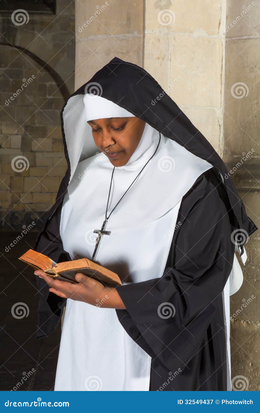 Rezando a freira imagem de stock. Imagem de colheita - 32549437