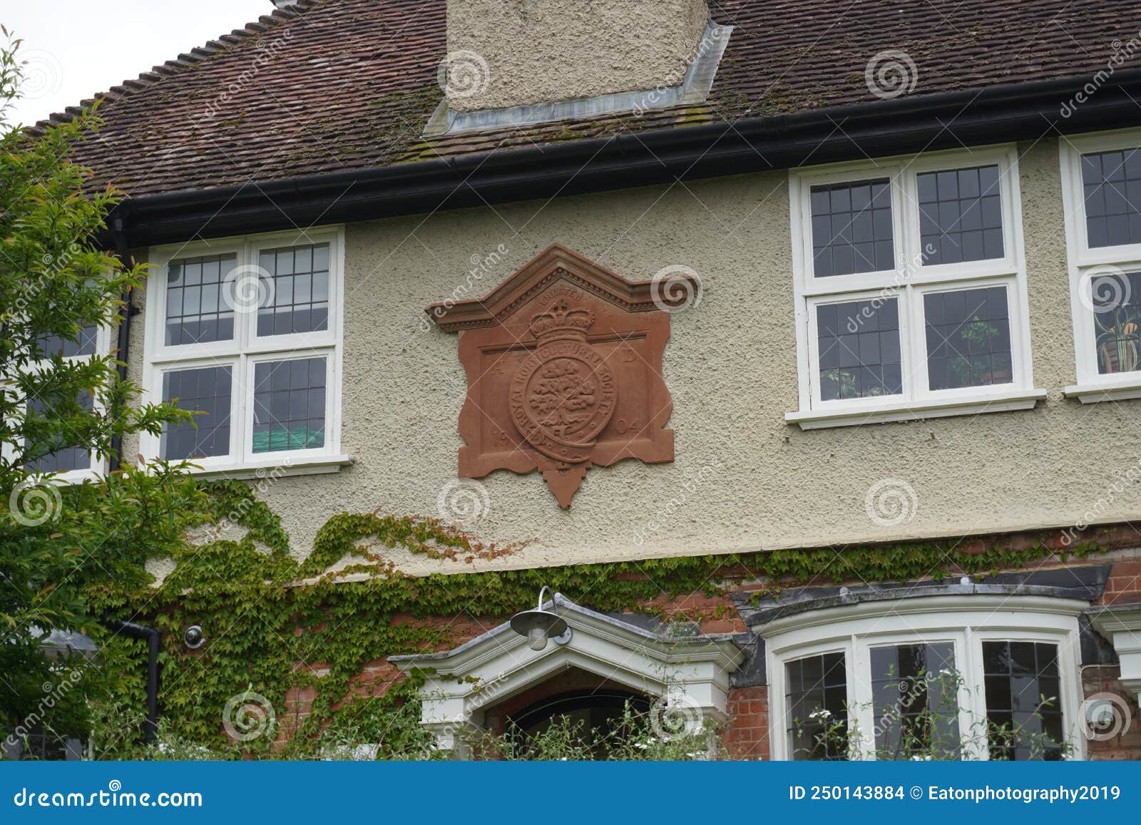 RHS Garden Wisley in the Sun Stock Photo - Image of pond, fountain ...