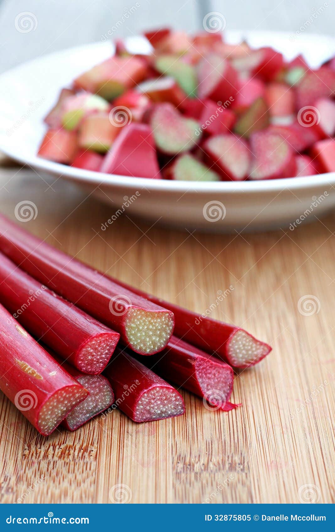 Rhubarbe rouge image stock. Image du ingrédients, régime - 32875805