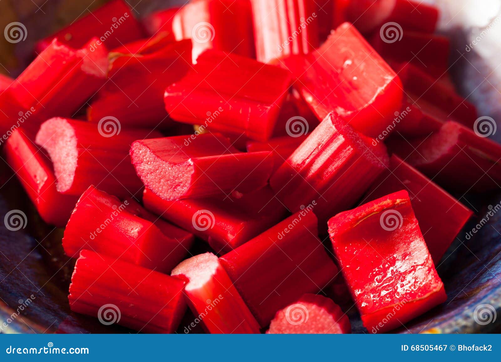 Rhubarbe Rouge Organique Crue Image stock - Image du coupé, vivacité ...