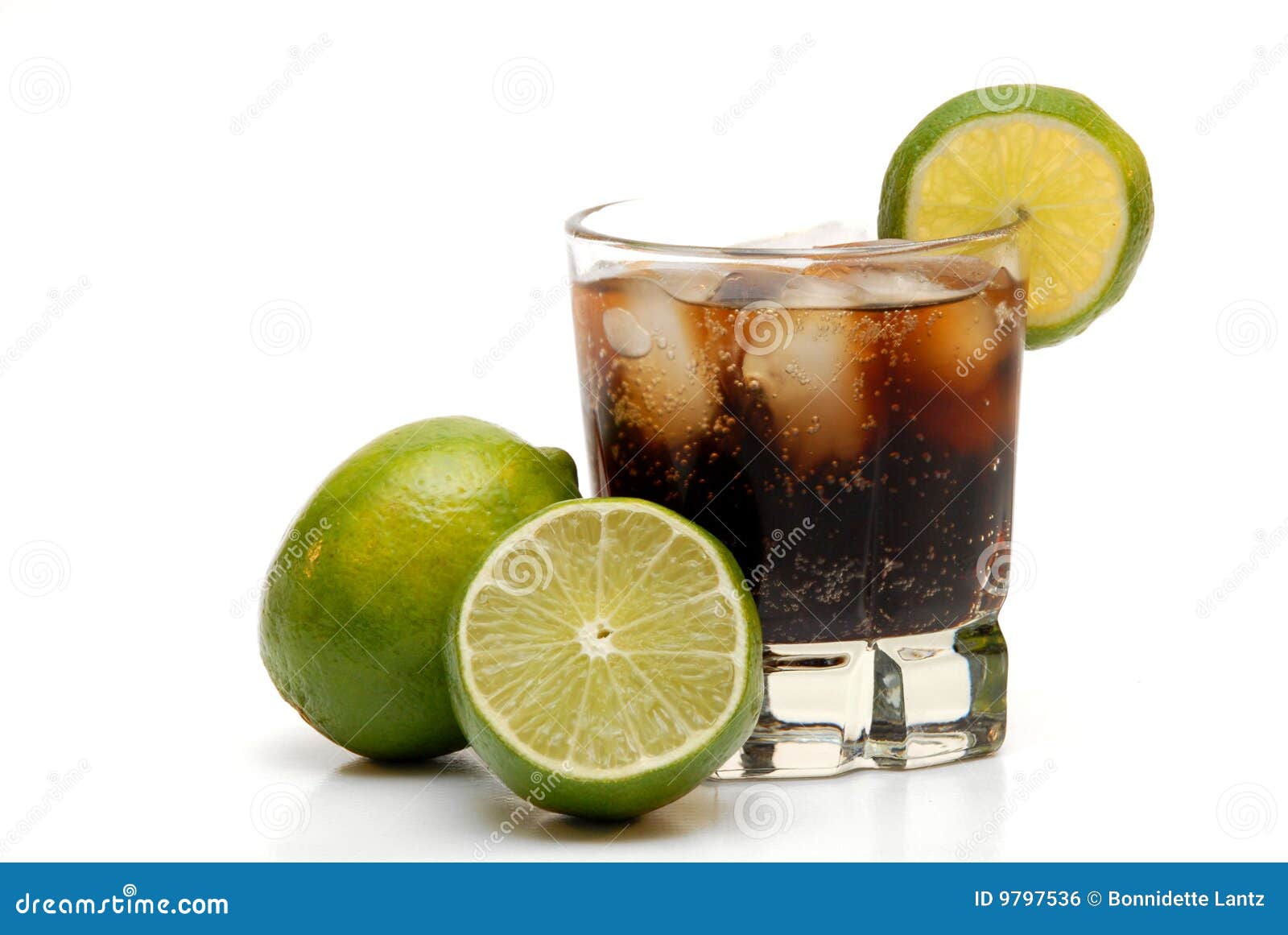 Rhum et coke photo stock. Image du coke, cocktail, régénération - 9797536