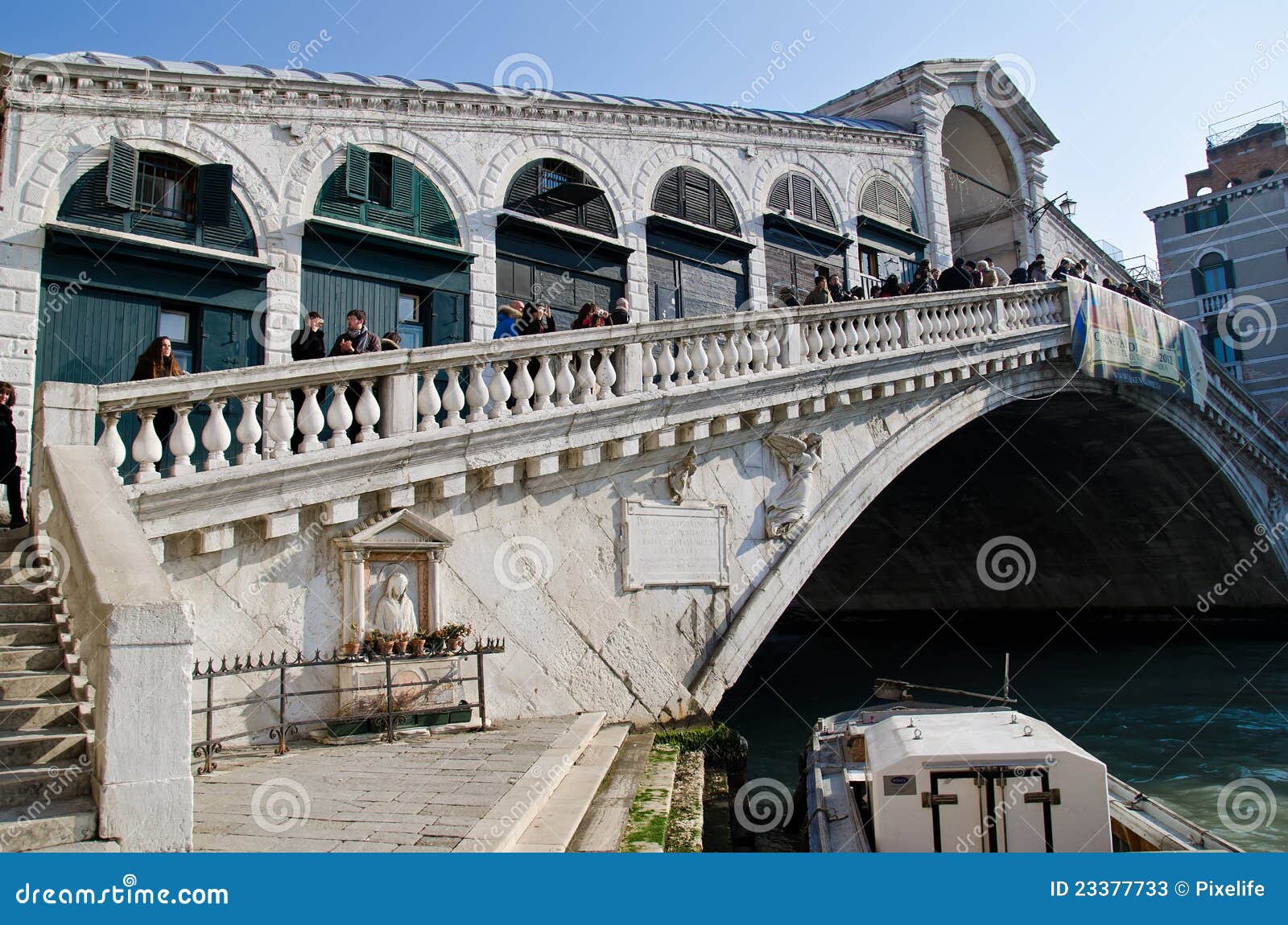 Rialto bridge editorial stock photo. Image of reflection - 23377733