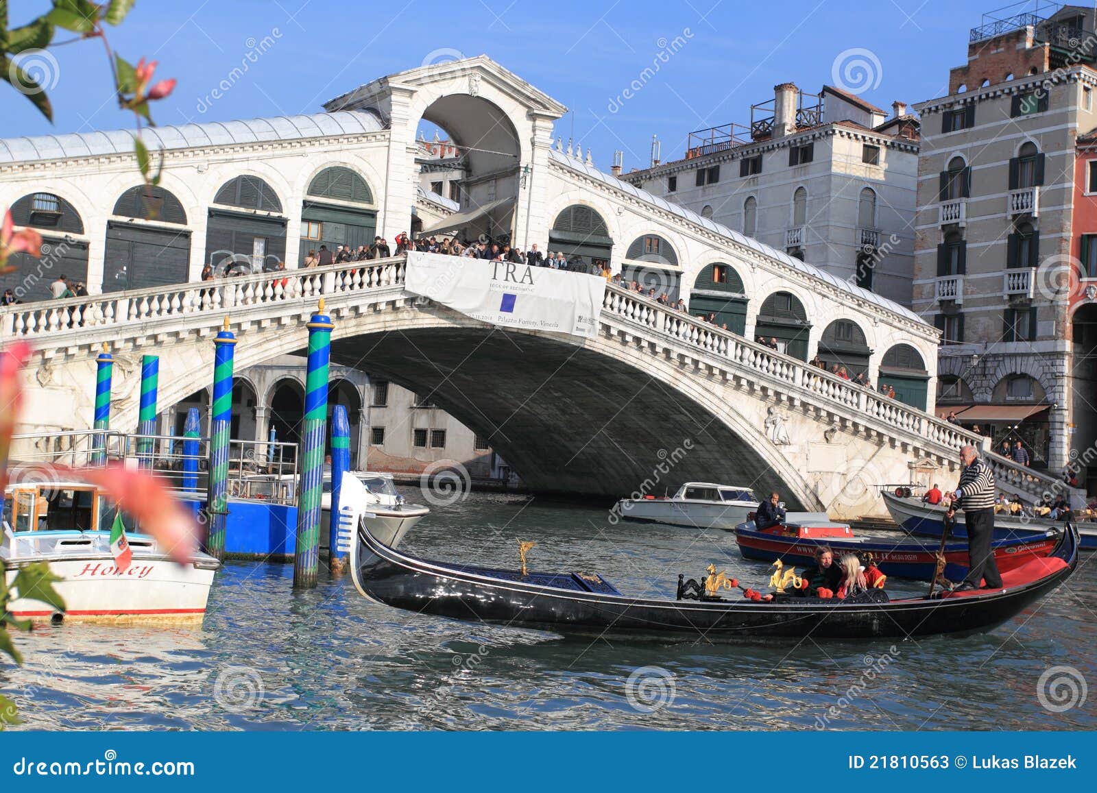 Rialto bridge in Venice editorial stock photo. Image of rialto - 21810563