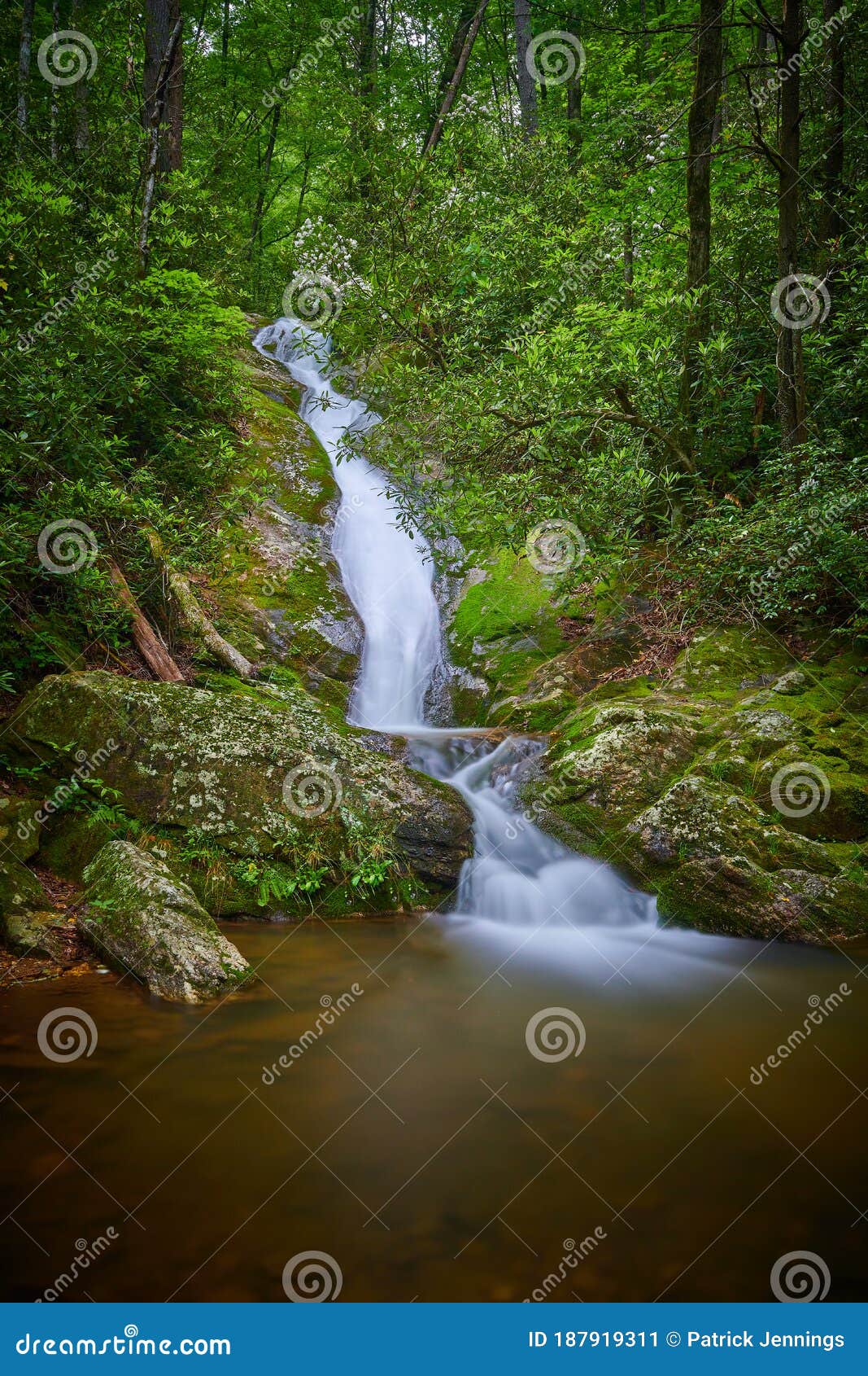Ribbon Waterfall Cascading Into Turquoise Pool In Havasupai Reservation ...
