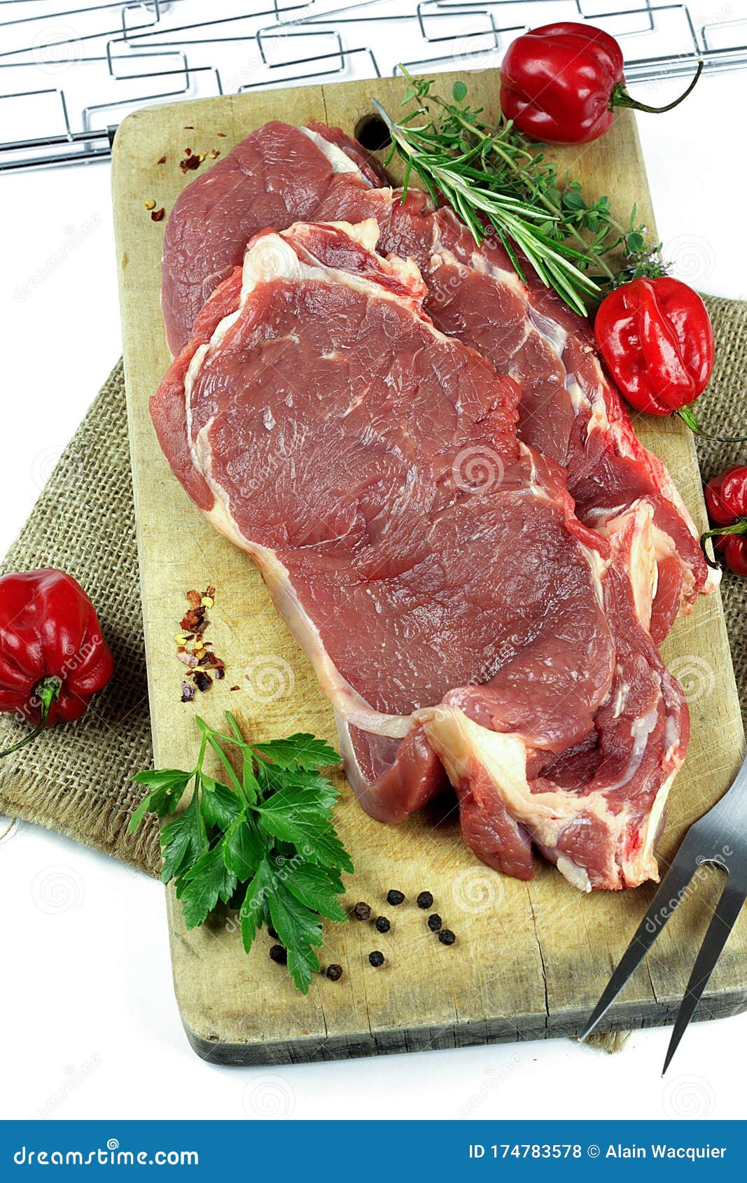 Ribeye de carne cruda foto de archivo. Imagen de blanco - 174783578