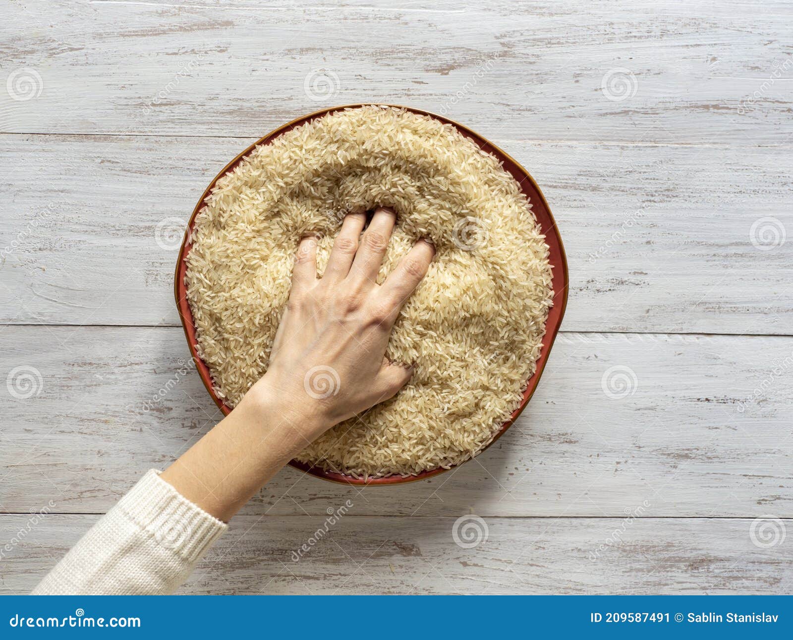 Rice in Hand, the Basic Processing Steps Rice Suitable for Eating Stock ...