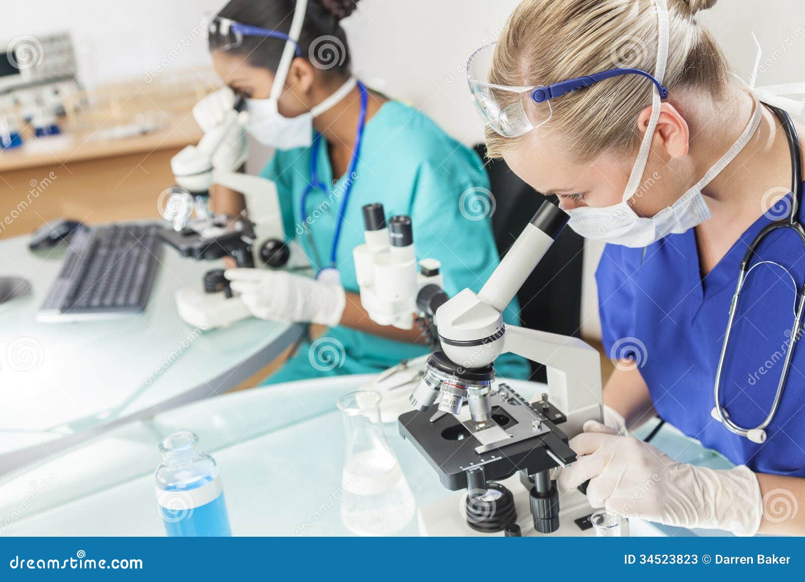 Ricerca Scientifica Femminile Team Using Microscopes in Laboratorio ...