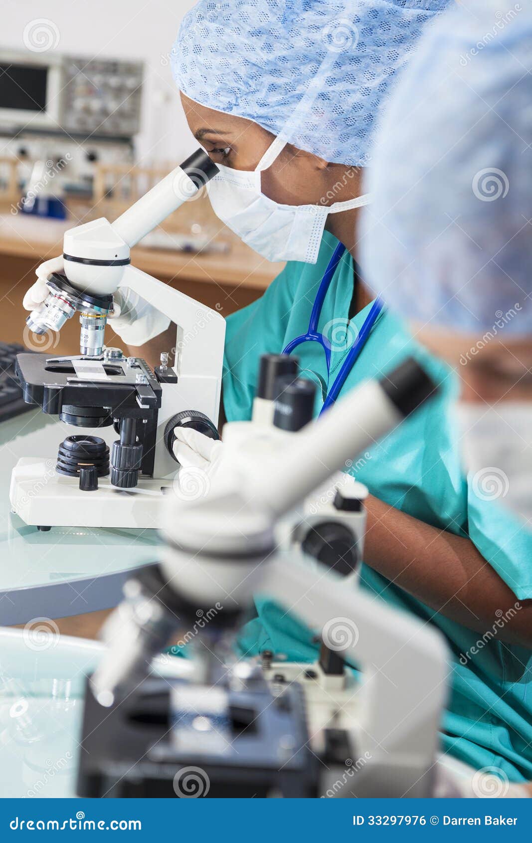 Ricerca Scientifica Femminile Team Using Microscopes in Un Laborator ...