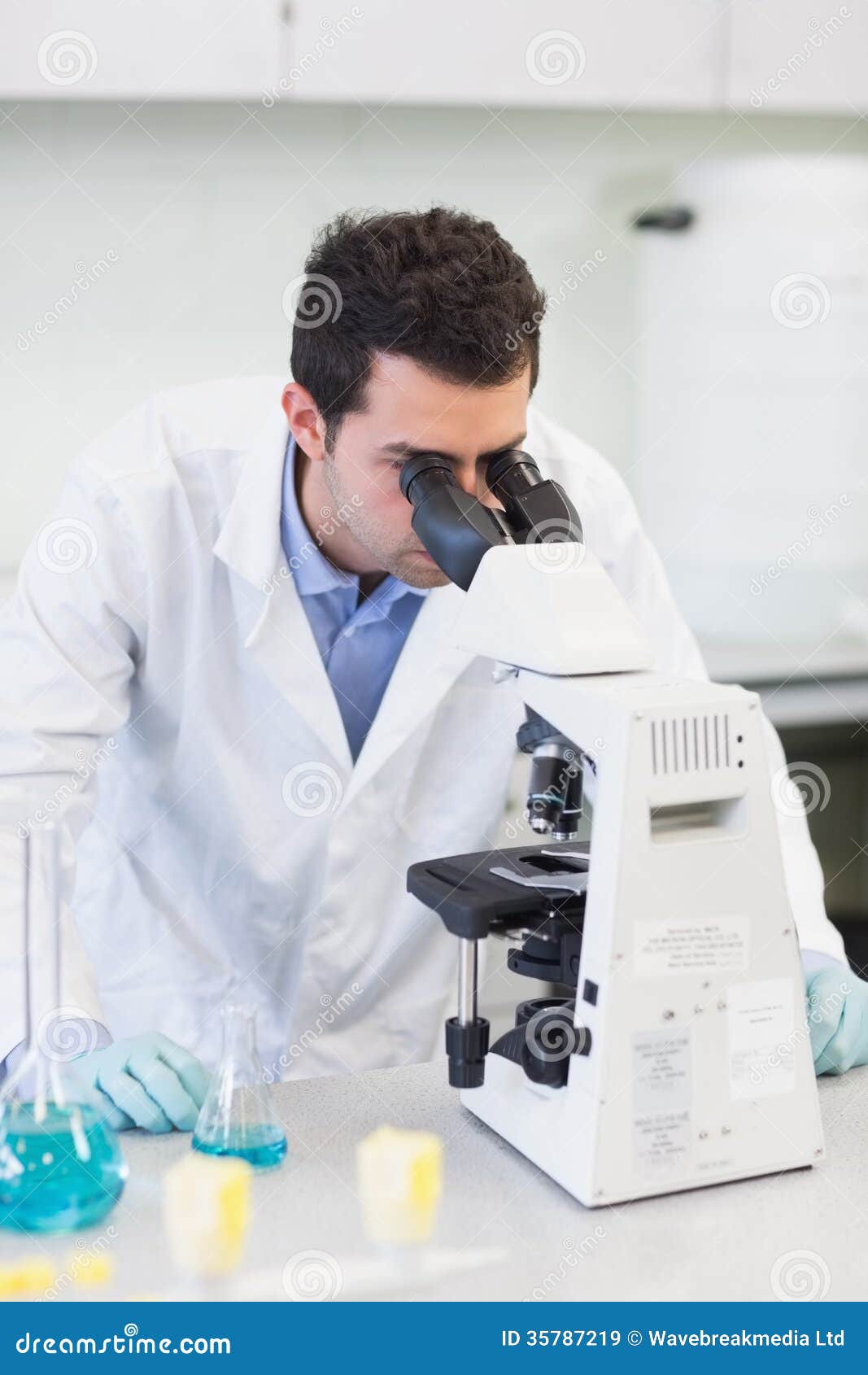 Ricercatore Scientifico Maschio Che Utilizza Microscopio Nel ...