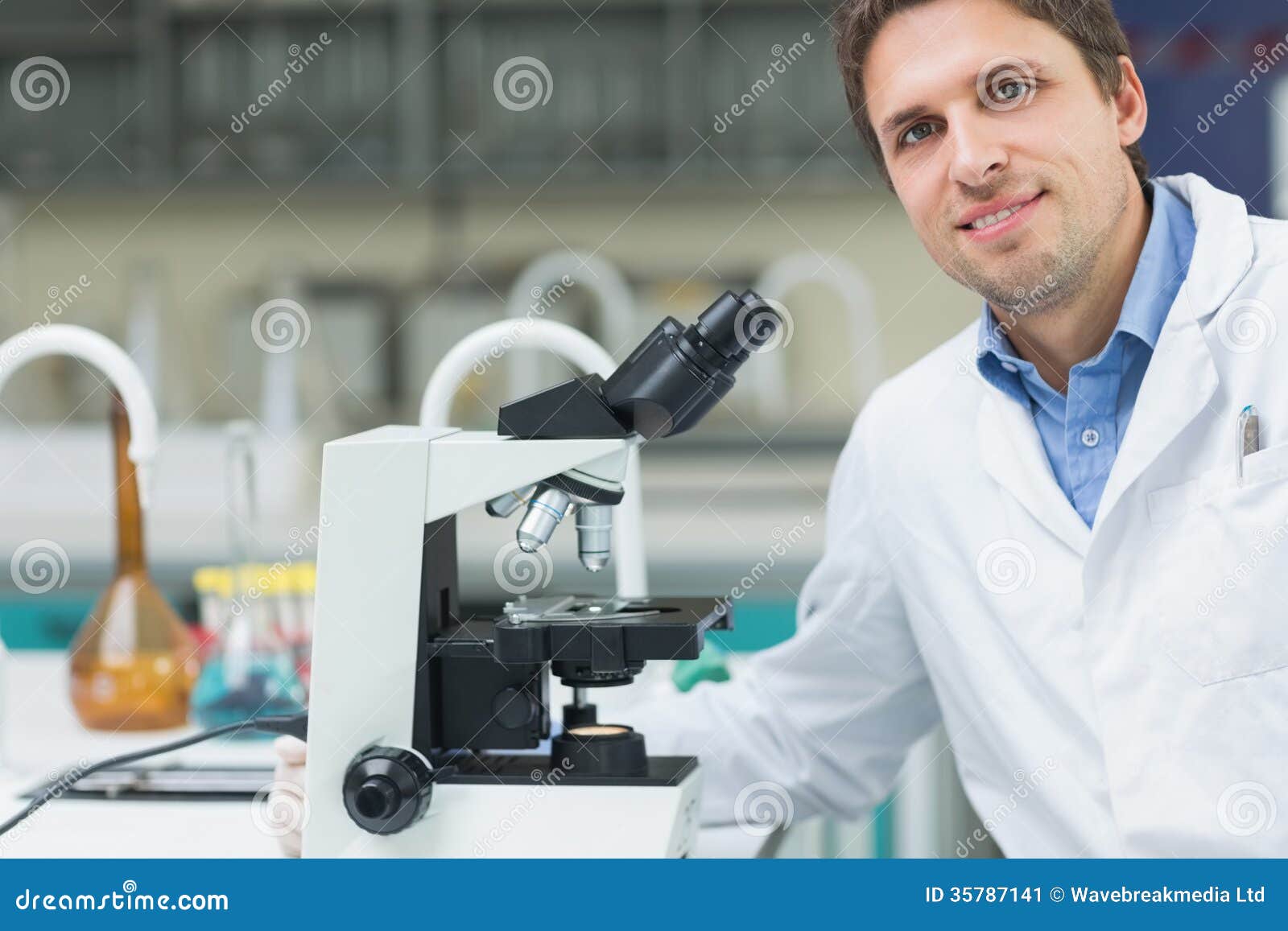 Ricercatore Scientifico Sorridente Con Il Microscopio in Laboratorio ...