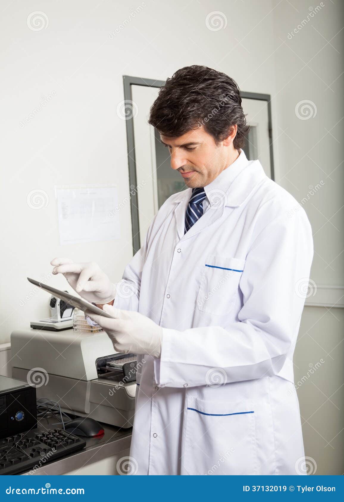 Ricercatore Using Digital Tablet in Laboratorio Medico Immagine Stock ...