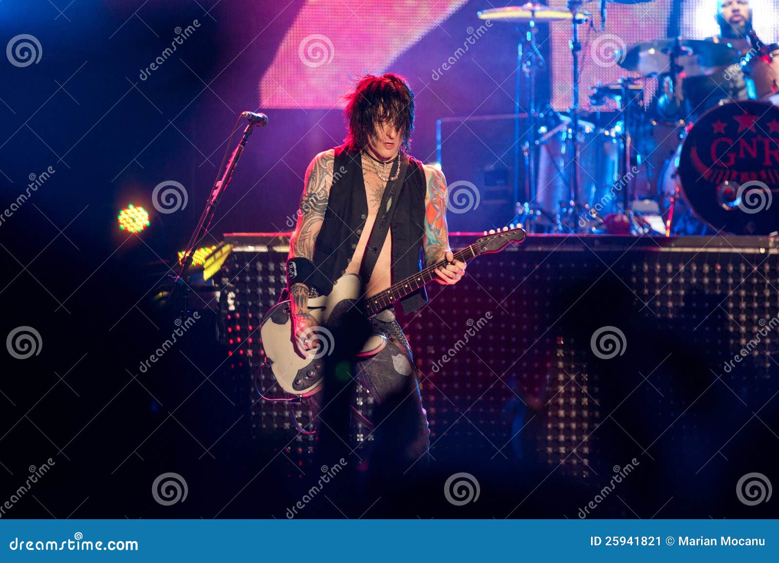 Richard Fortus editorial photo. Image of acoustic, greenfest - 25941821
