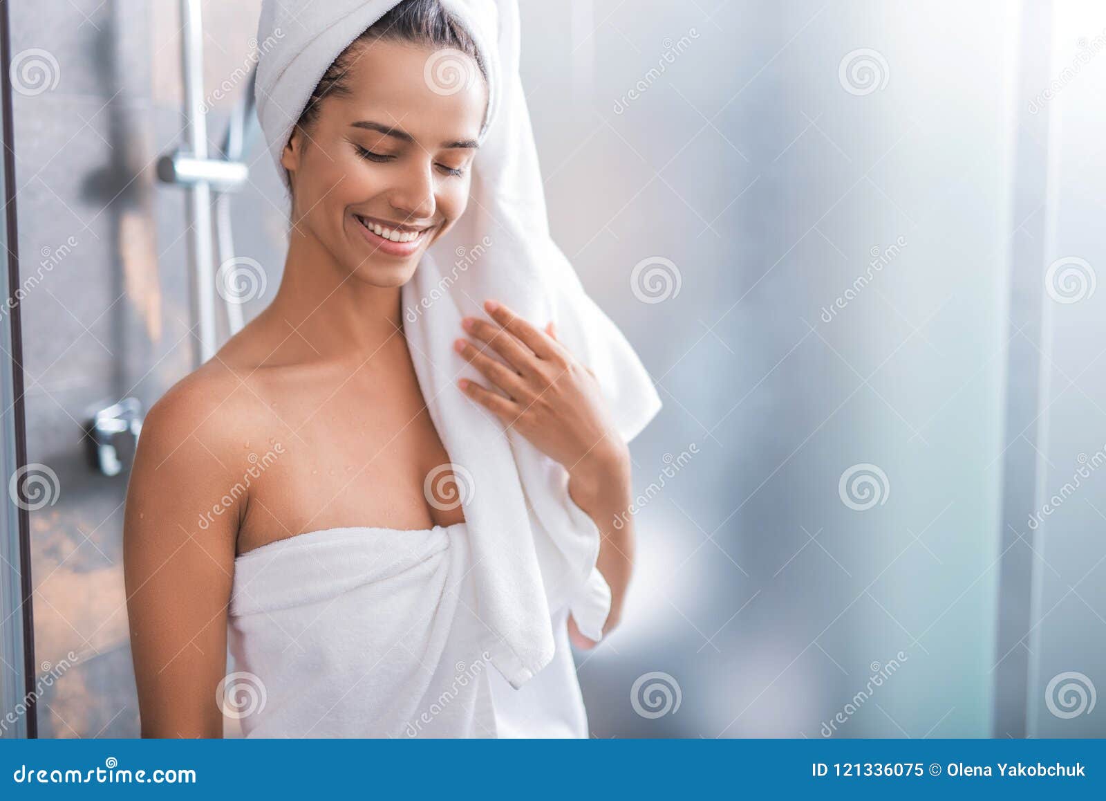 Richtende Dame Na Het Nemen Van Douche Stock Afbeelding - Image of ...