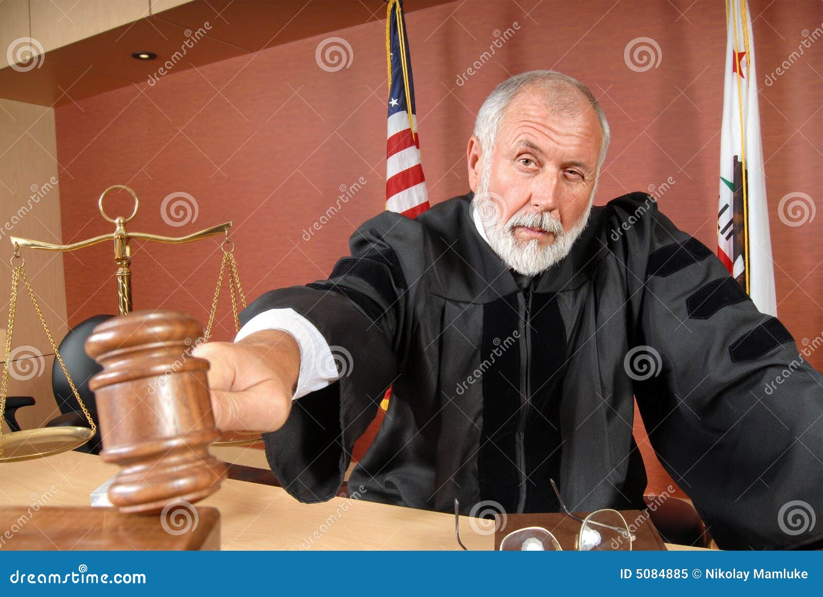 Richter, Der Seinen Hammer Verwendet Stockbild - Bild von stattlich ...