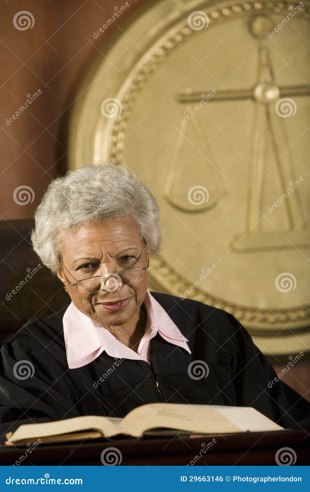 Richter Sitting with Book Im Gericht Stockfoto - Bild von gerichtlich ...
