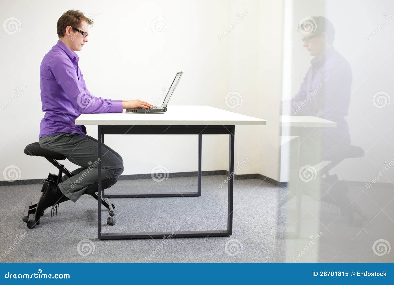 Richtige Sitzposition am Arbeitsplatz. Mann Auf Knienstuhl Stockbild ...